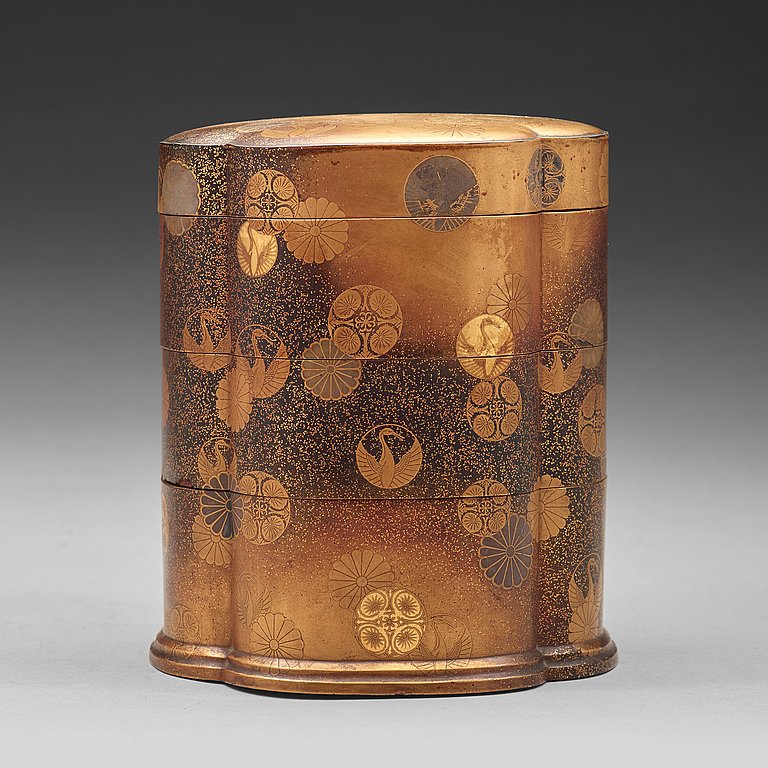 A Japanese lacquer box, Meiji period (1868-1912). - Bukowskis