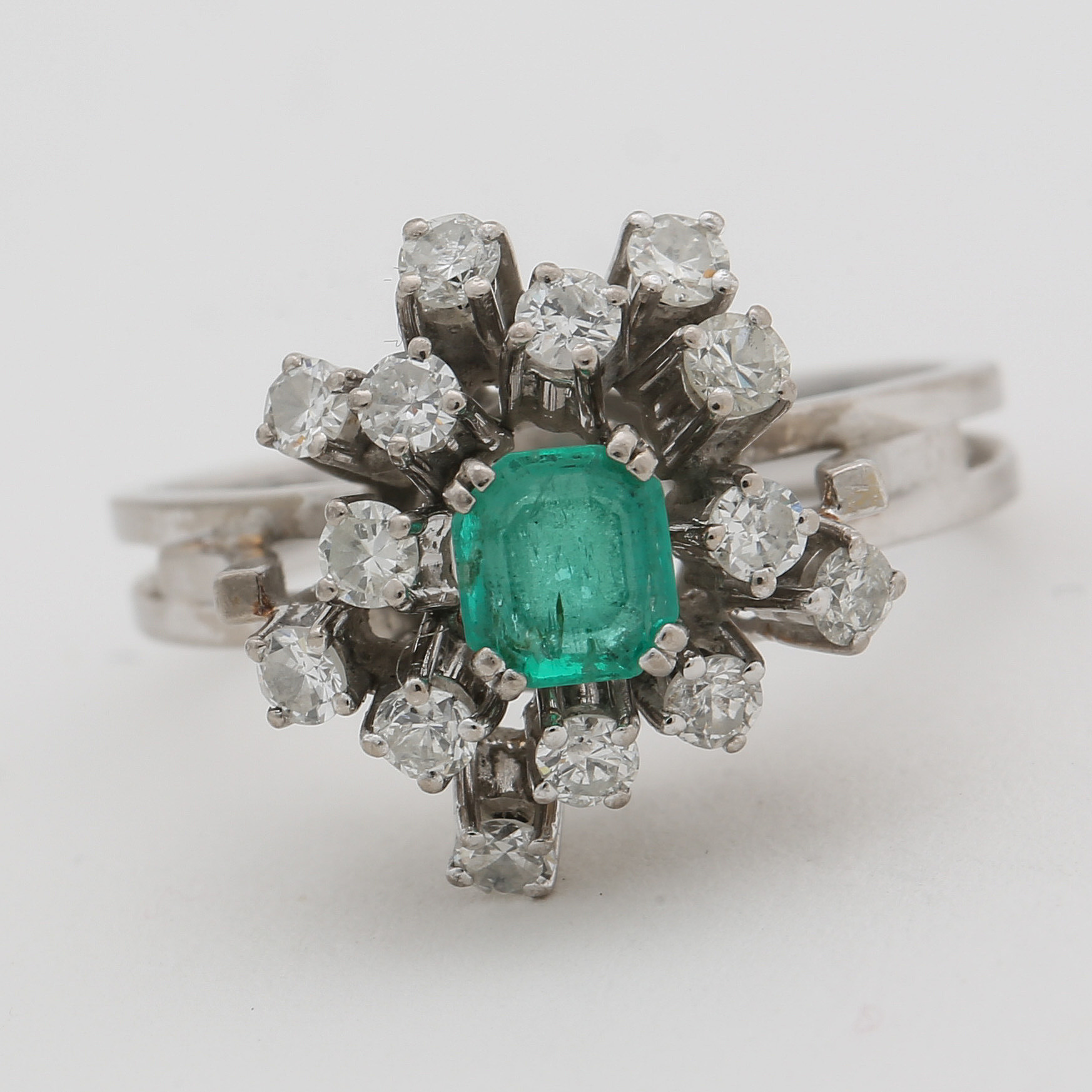 RING, 18K vitguld med briljantslipade diamanter ca 0.28 ct samt fasettslipad smaragd. - Bukowskis