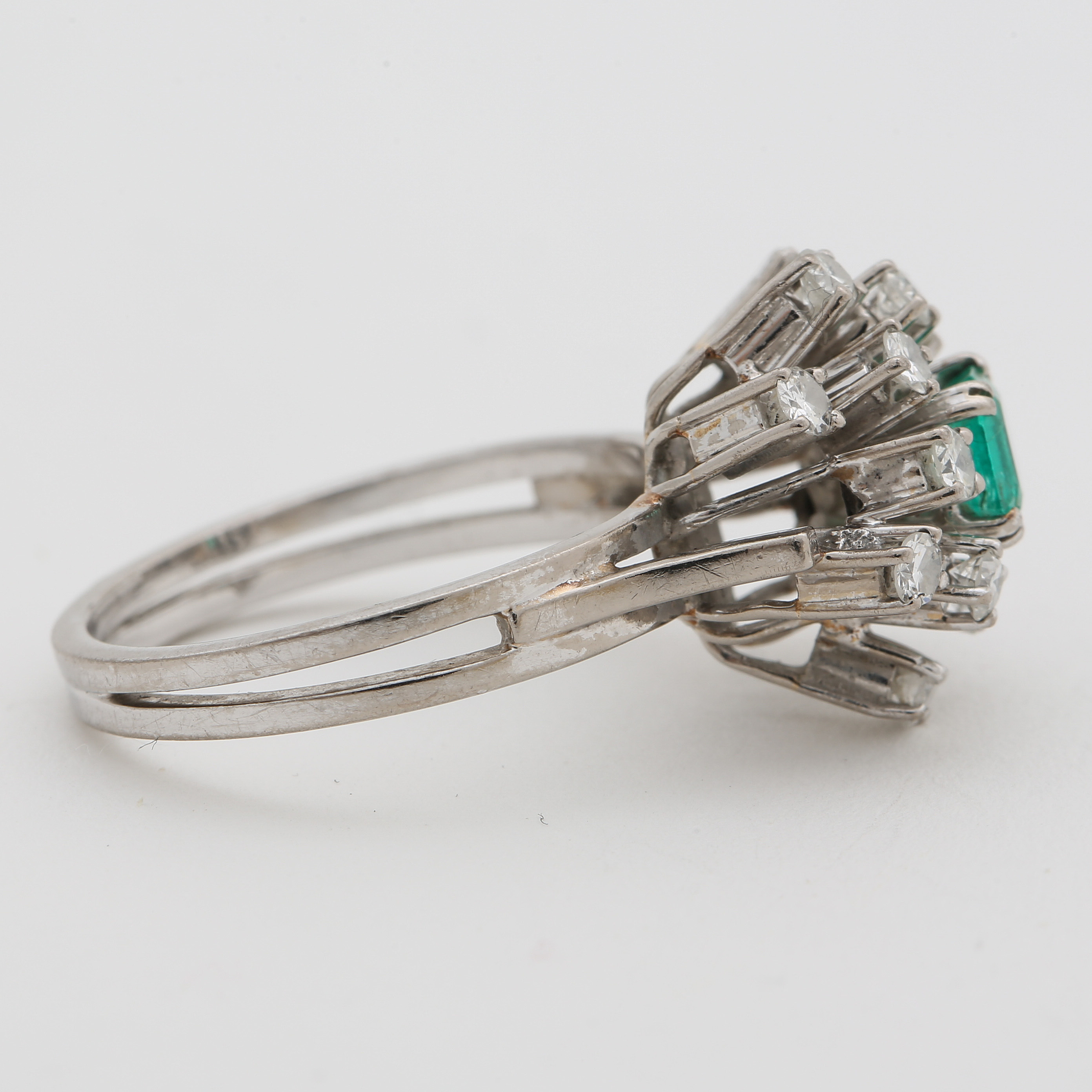 RING, 18K vitguld med briljantslipade diamanter ca 0.28 ct samt fasettslipad smaragd. - Bukowskis