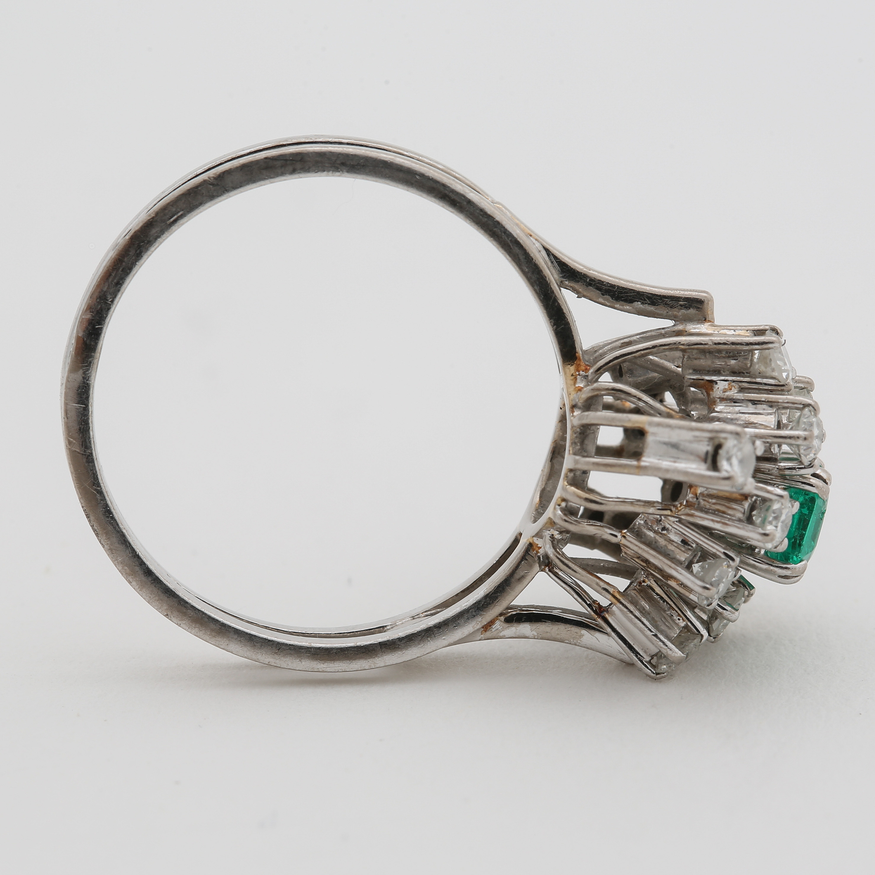 RING, 18K vitguld med briljantslipade diamanter ca 0.28 ct samt fasettslipad smaragd. - Bukowskis