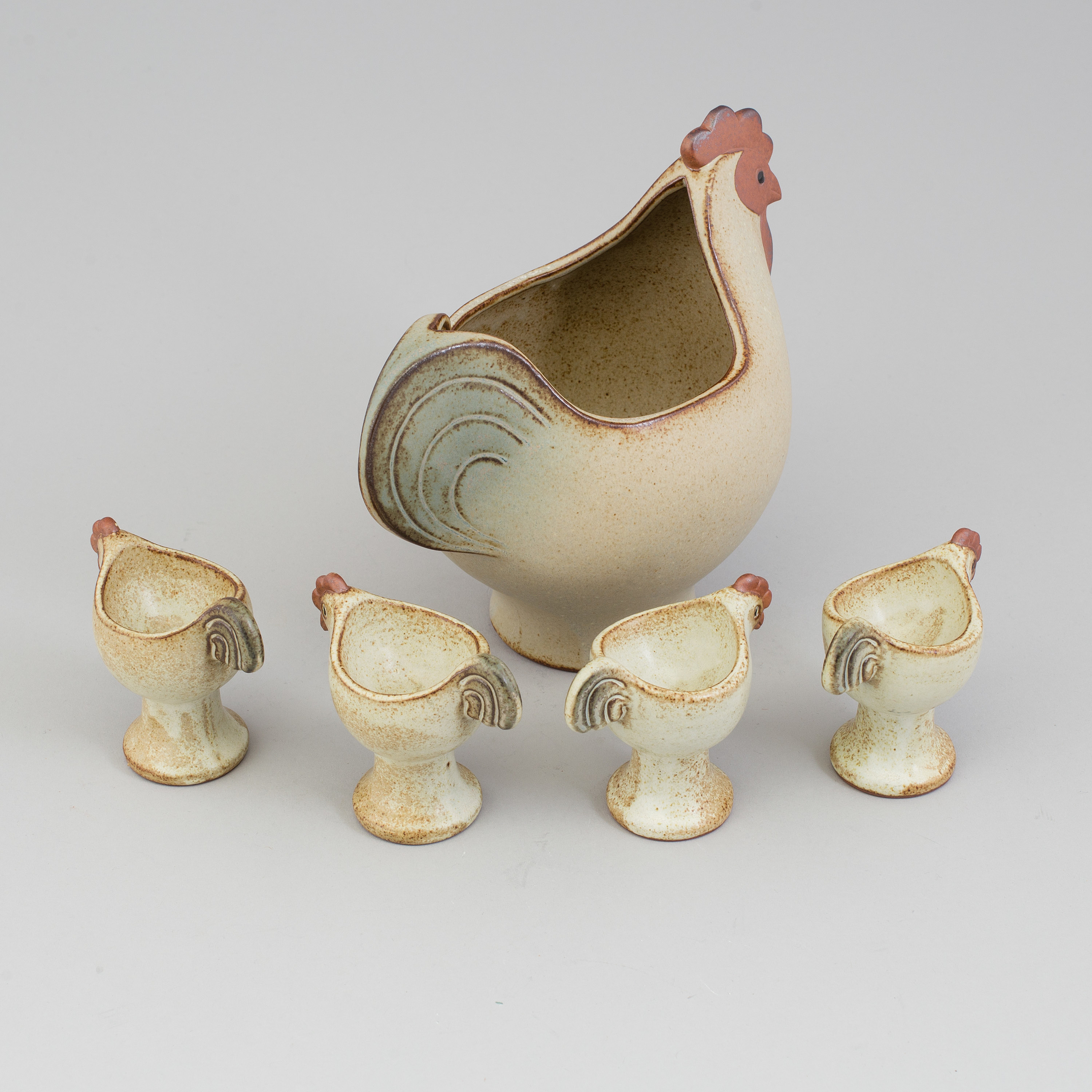 An egg bowl and four egg cups by Lisa Larson. - Bukowskis