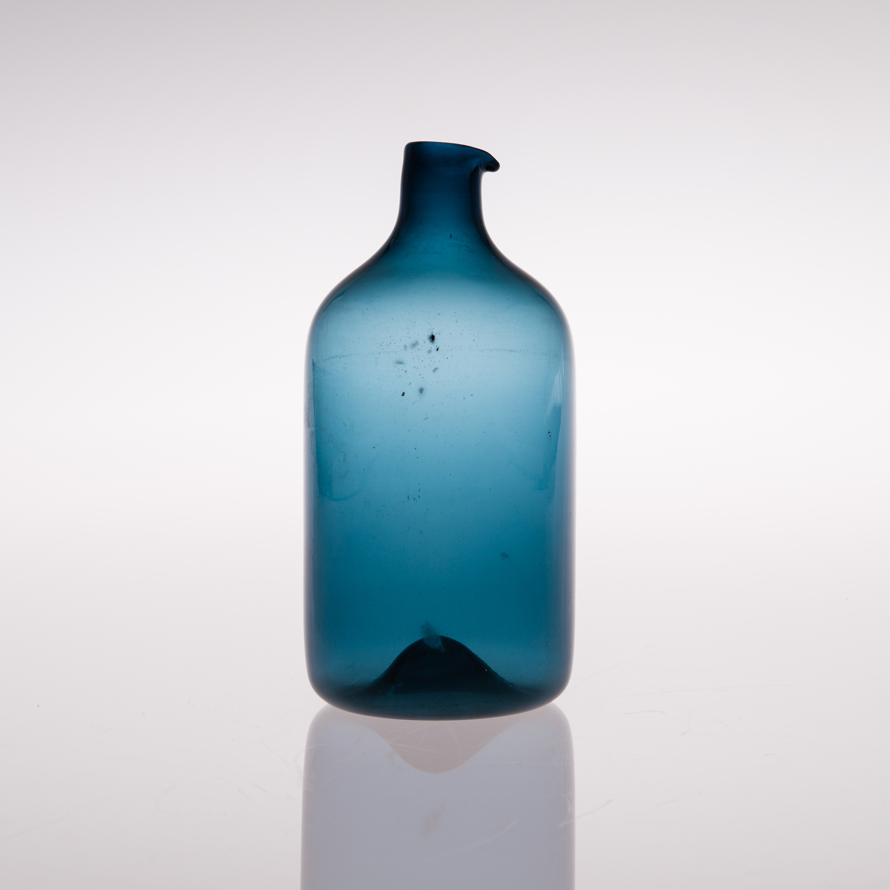 A "Lintupullo" glass bottle signed T. Sarpaneva - 2500. Iittala ...