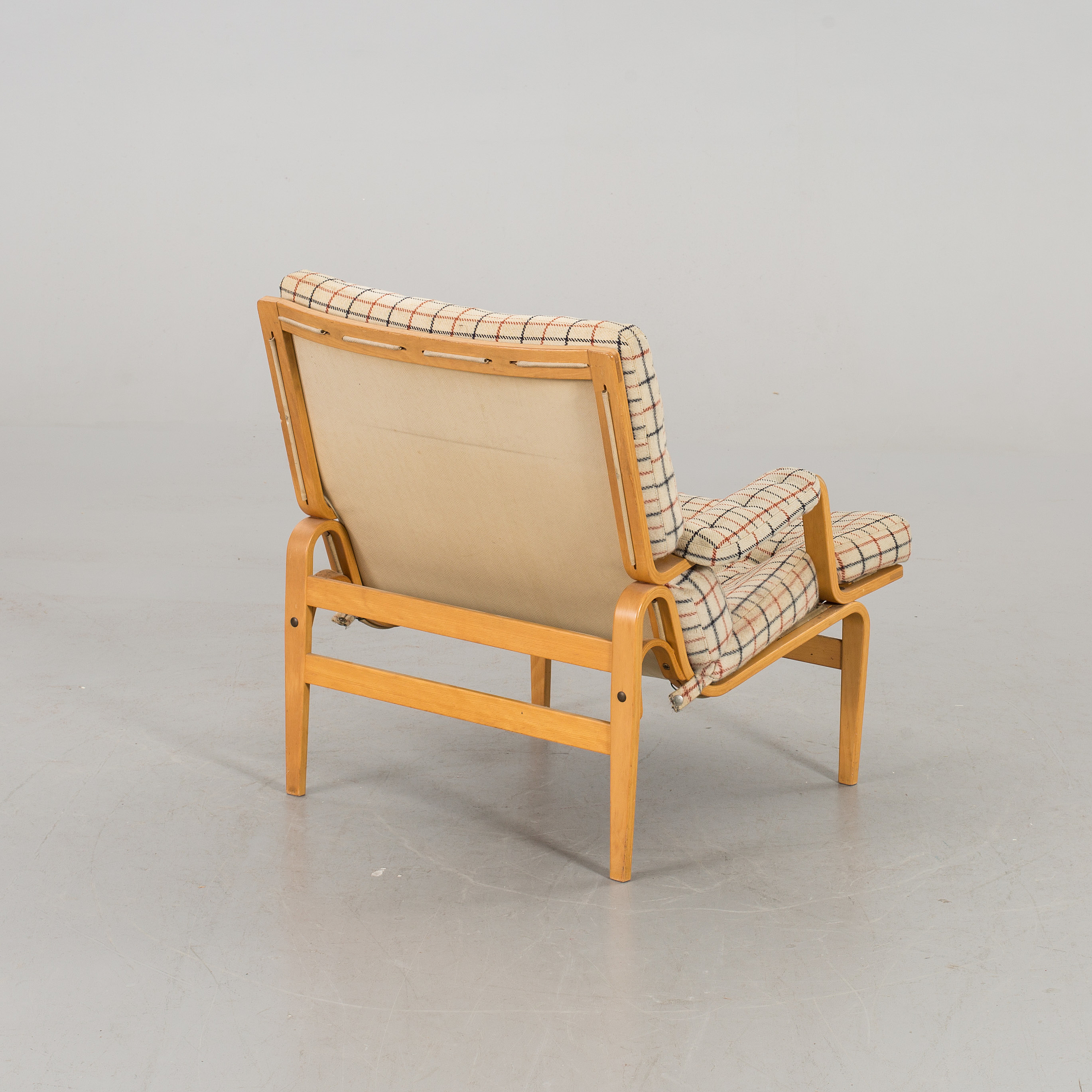 BRUNO MATHSSON, fåtölj "Ingrid" för DUX 1900-talets senare del. - Bukowskis