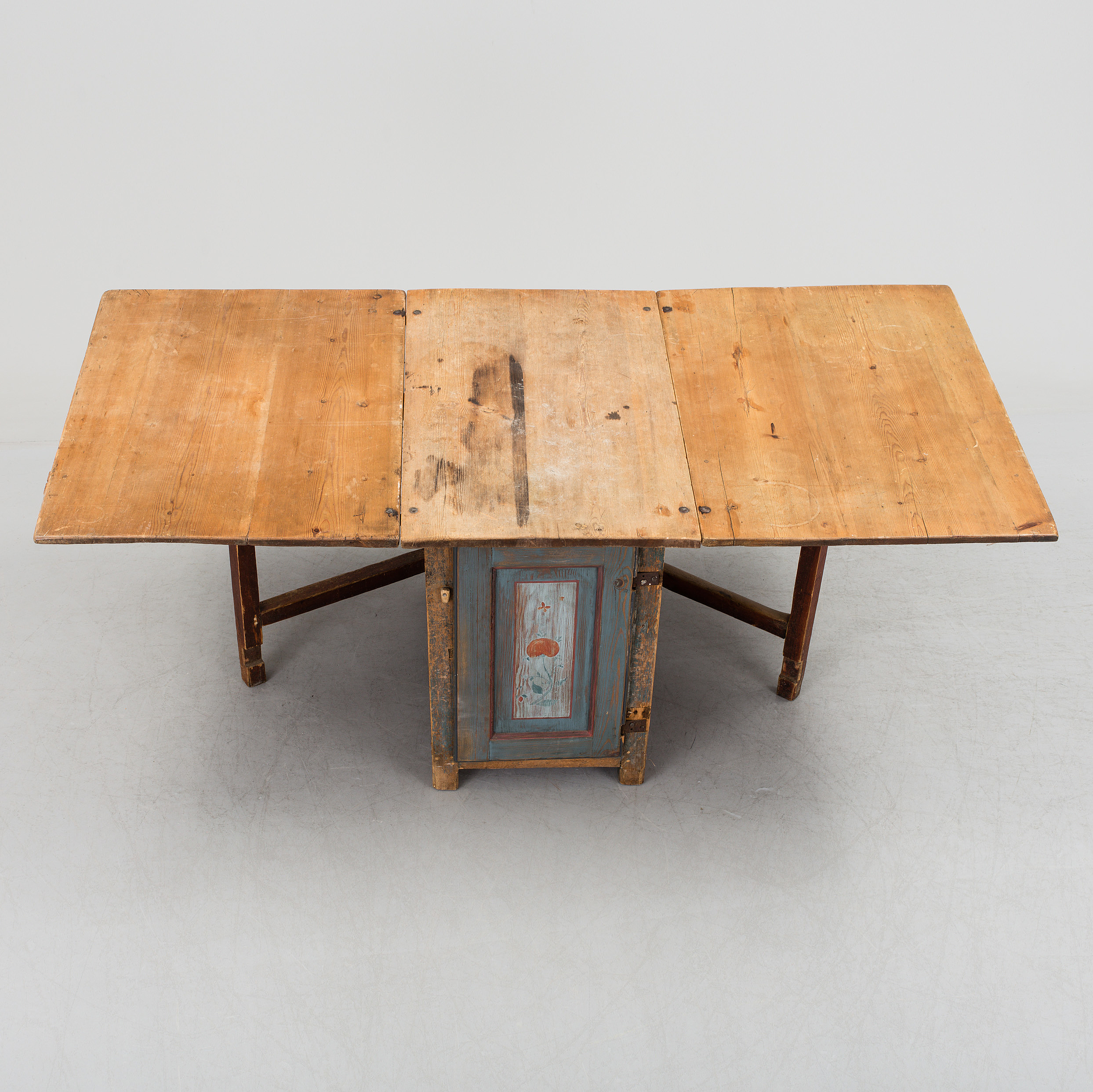 A painted pine gate leg table, 19th Century. - Bukowskis
