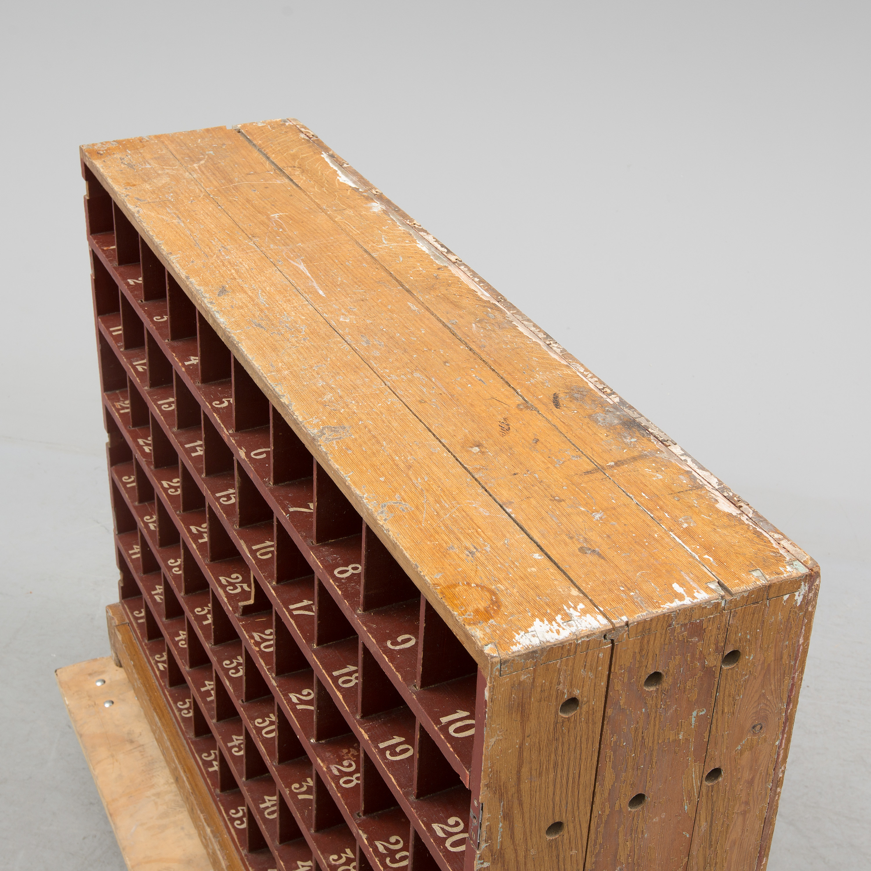 A numbered Storage shelf, first half of the 20th century. - Bukowskis