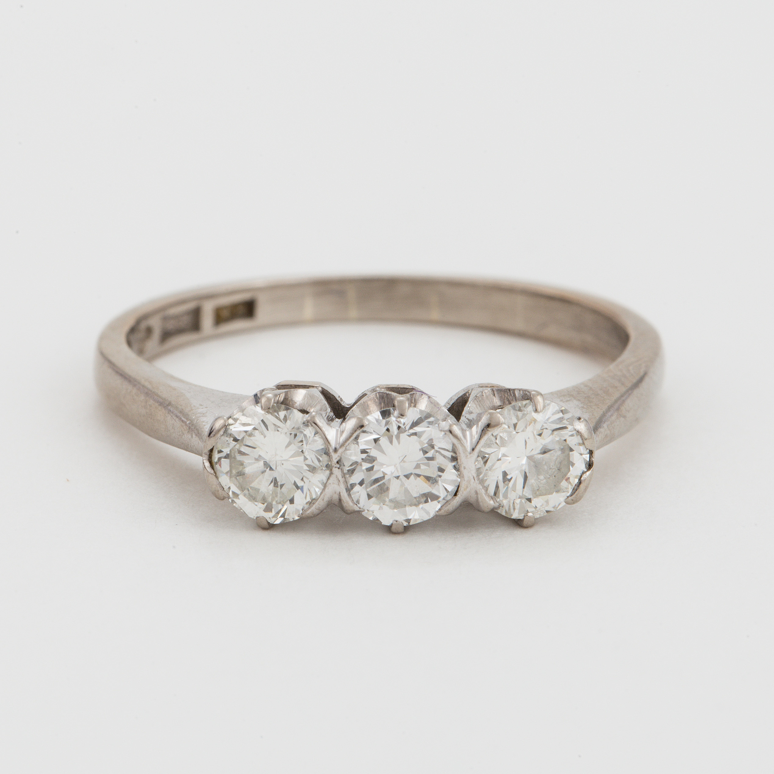 RING med tre, briljantslipade diamanter. - Bukowskis