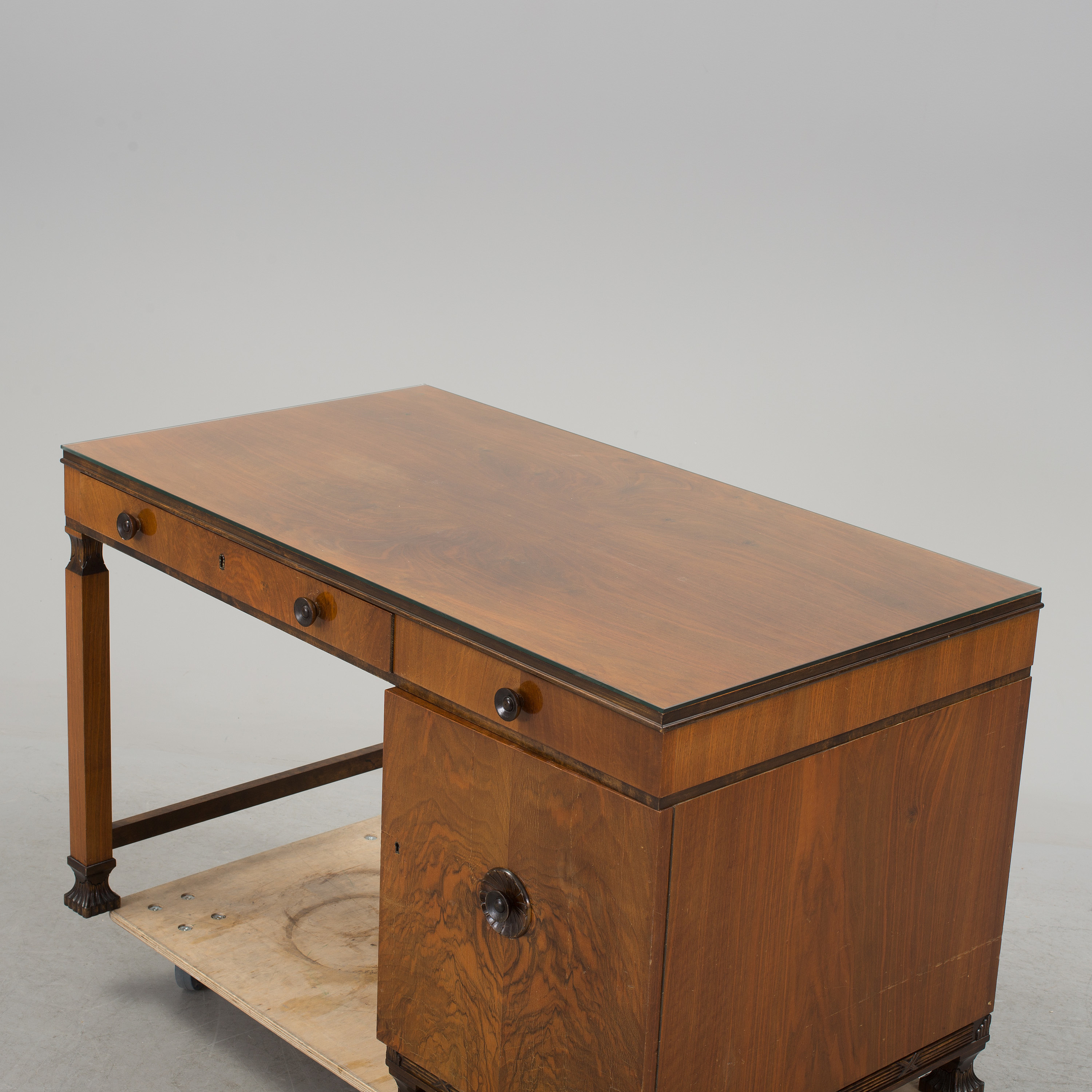 A 1920s/1930s writing desk. - Bukowskis