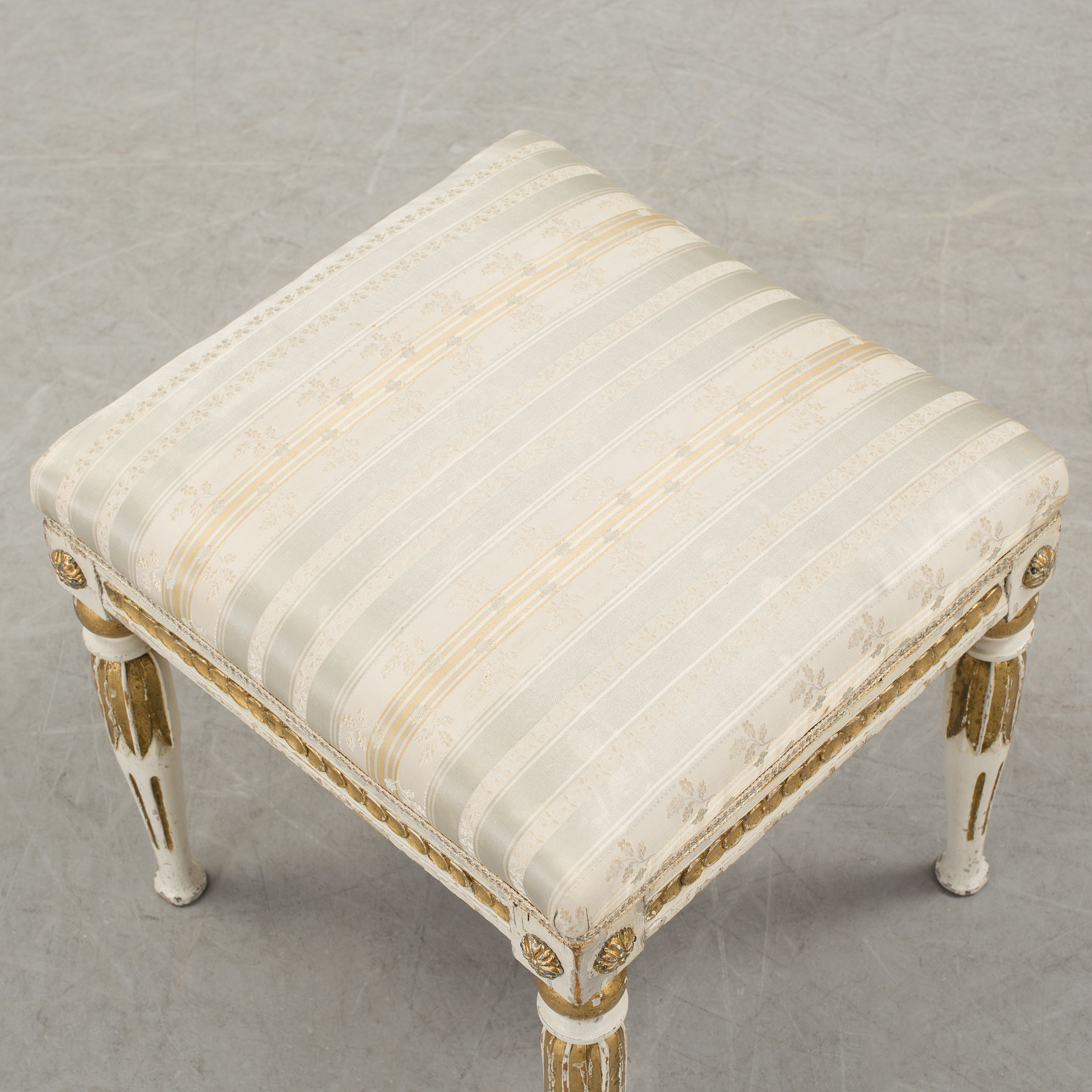 TABURETT, Gustaviansk, sent 1700-tal. - Bukowskis