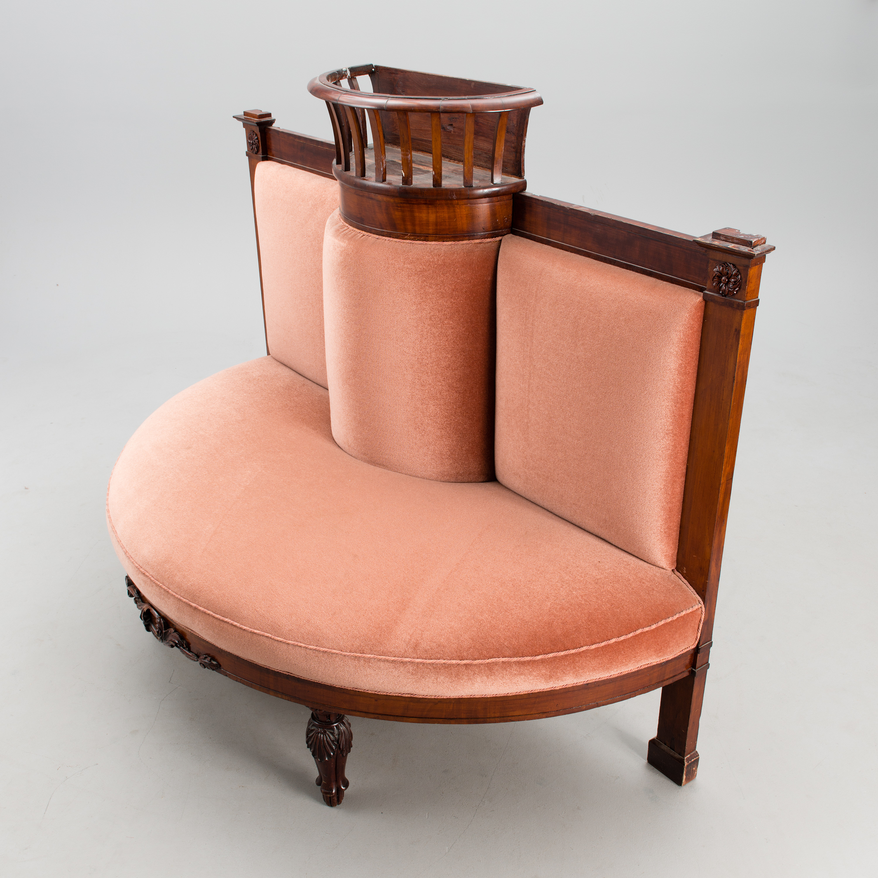 A mid-19th century Russian sofa. - Bukowskis