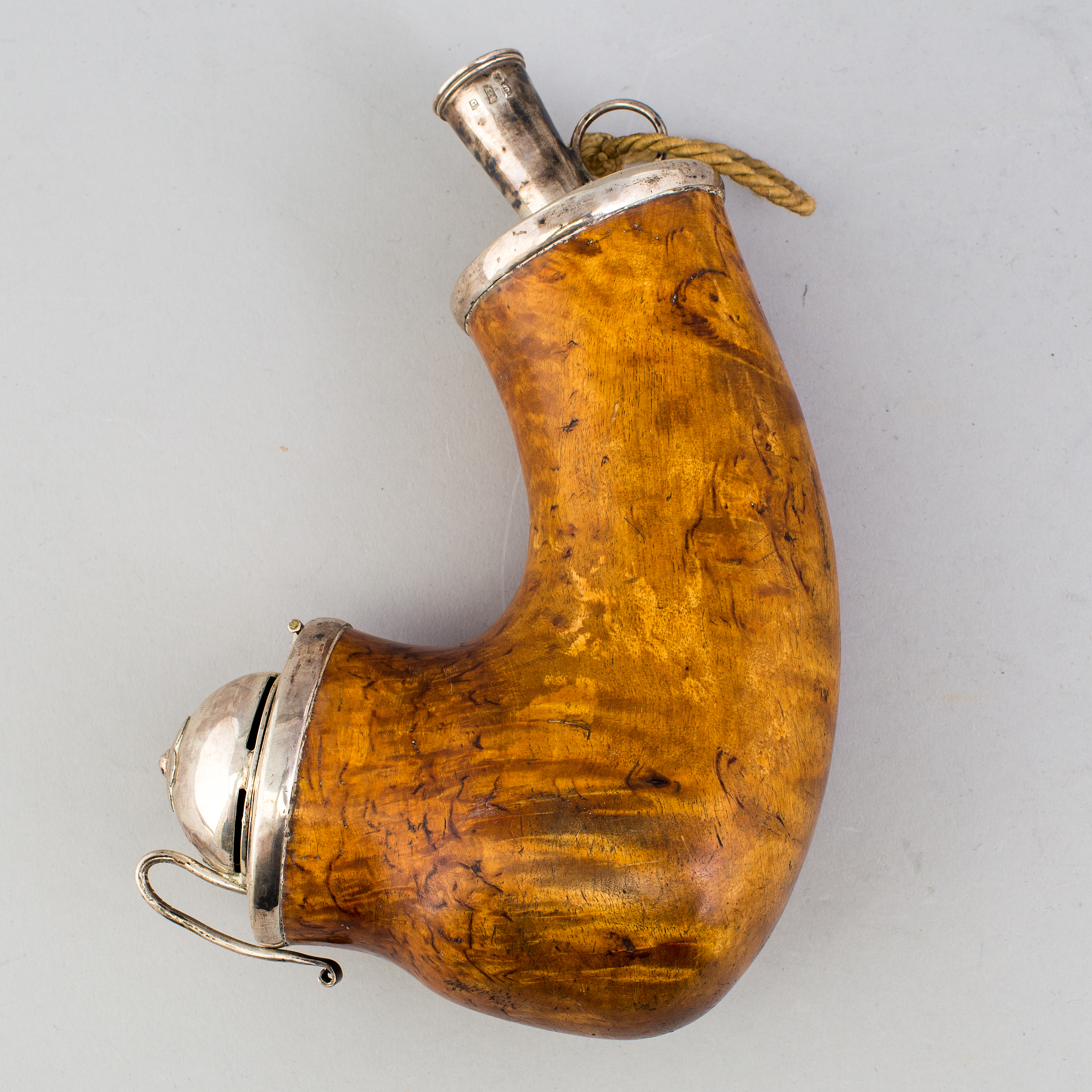 JOHAN OLOF ÖSTLUND (1848-1877) pipa i silver och björk Gällevare, 1852 ...