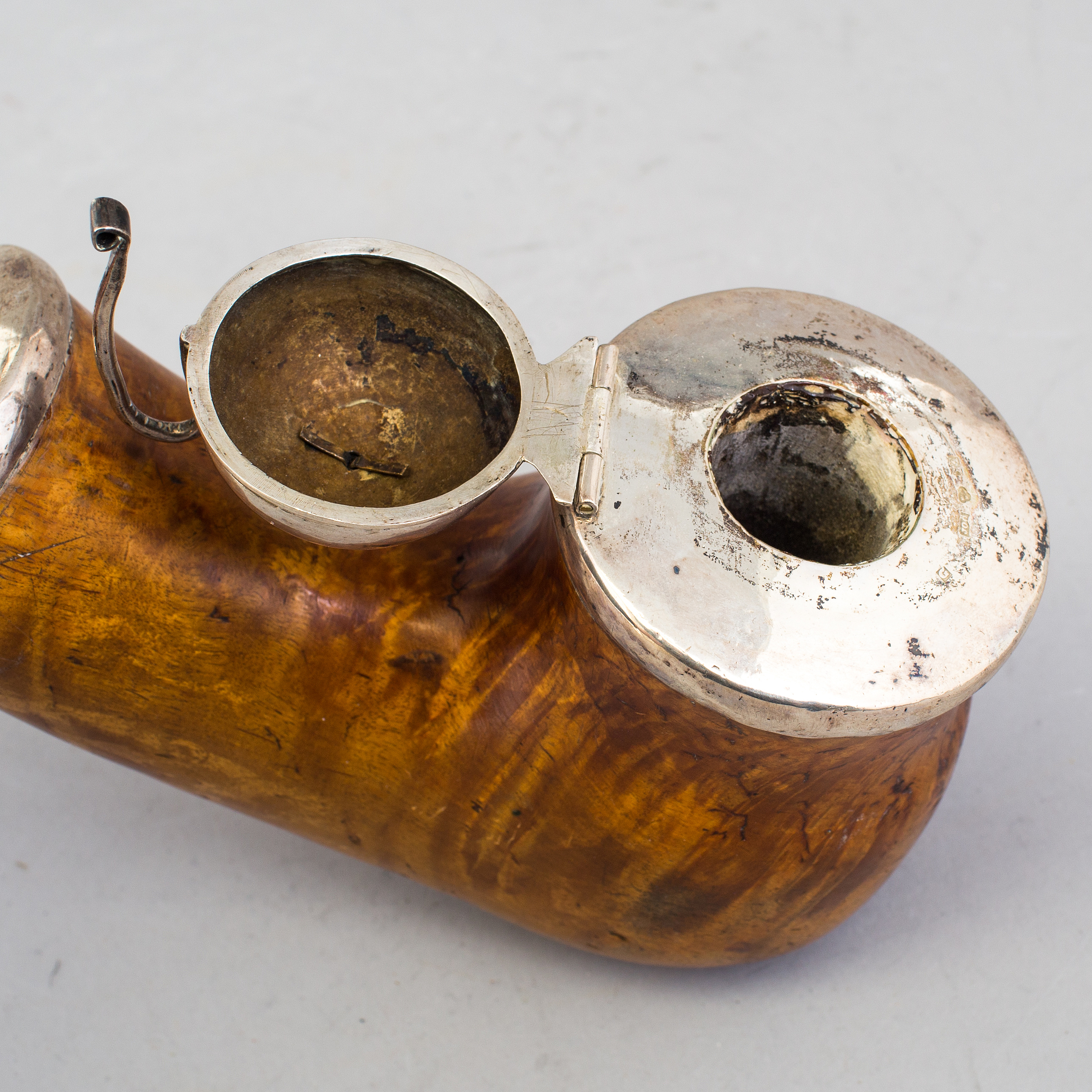 JOHAN OLOF ÖSTLUND (1848-1877) pipa i silver och björk Gällevare, 1852 ...