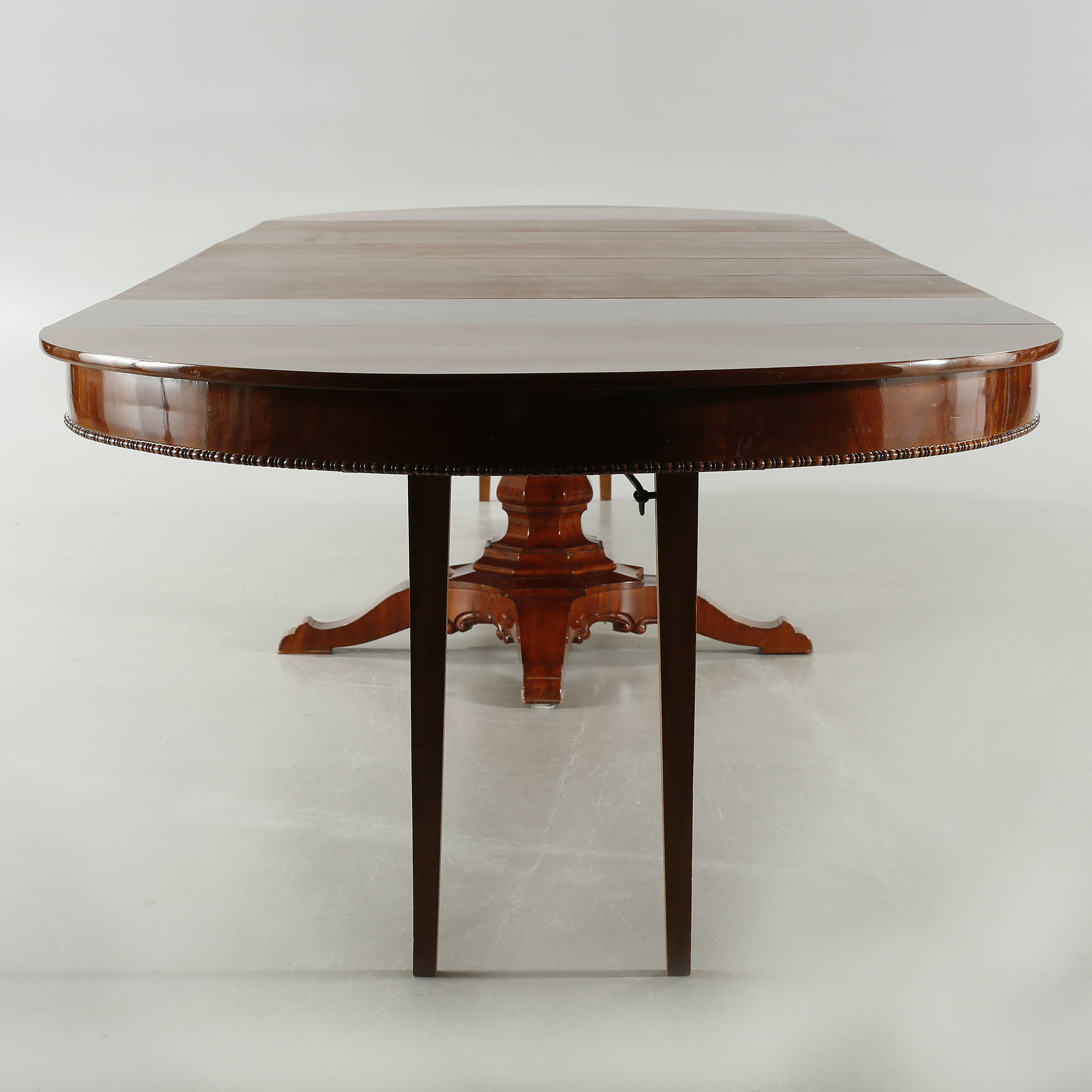 A 19th century dining table. - Bukowskis