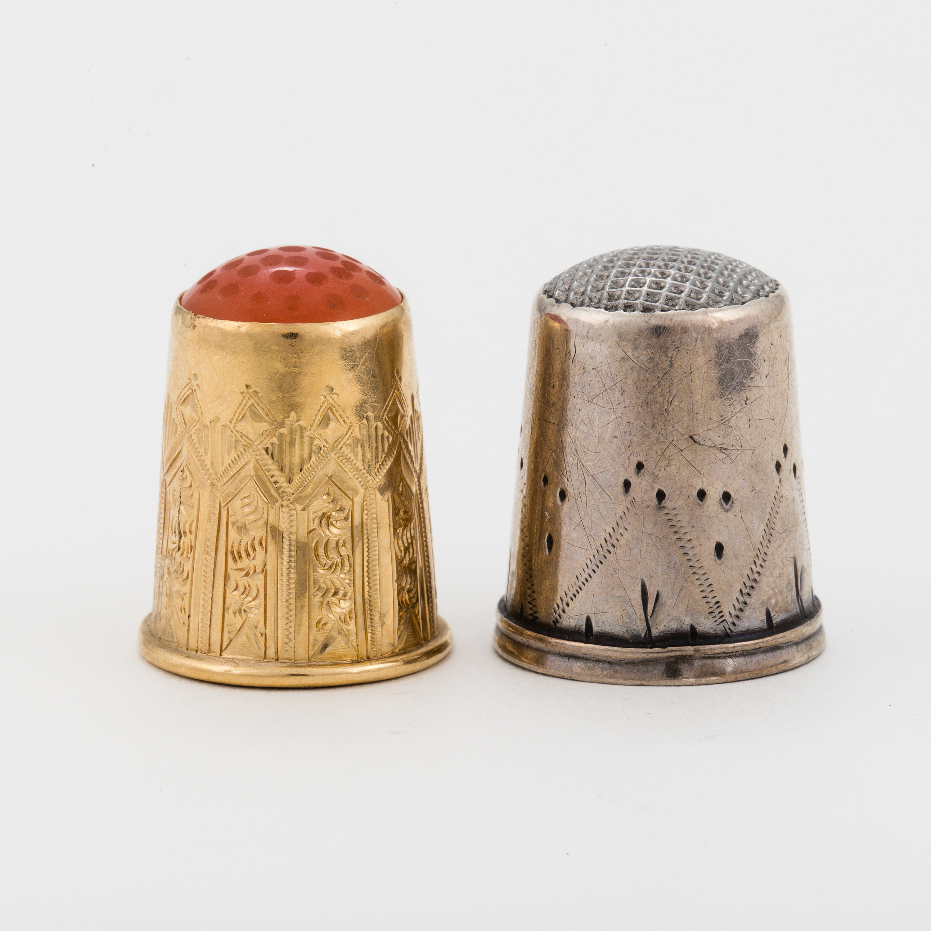 FINGERBORGAR, 2 st, en i 18K guld, en i silver. - Bukowskis