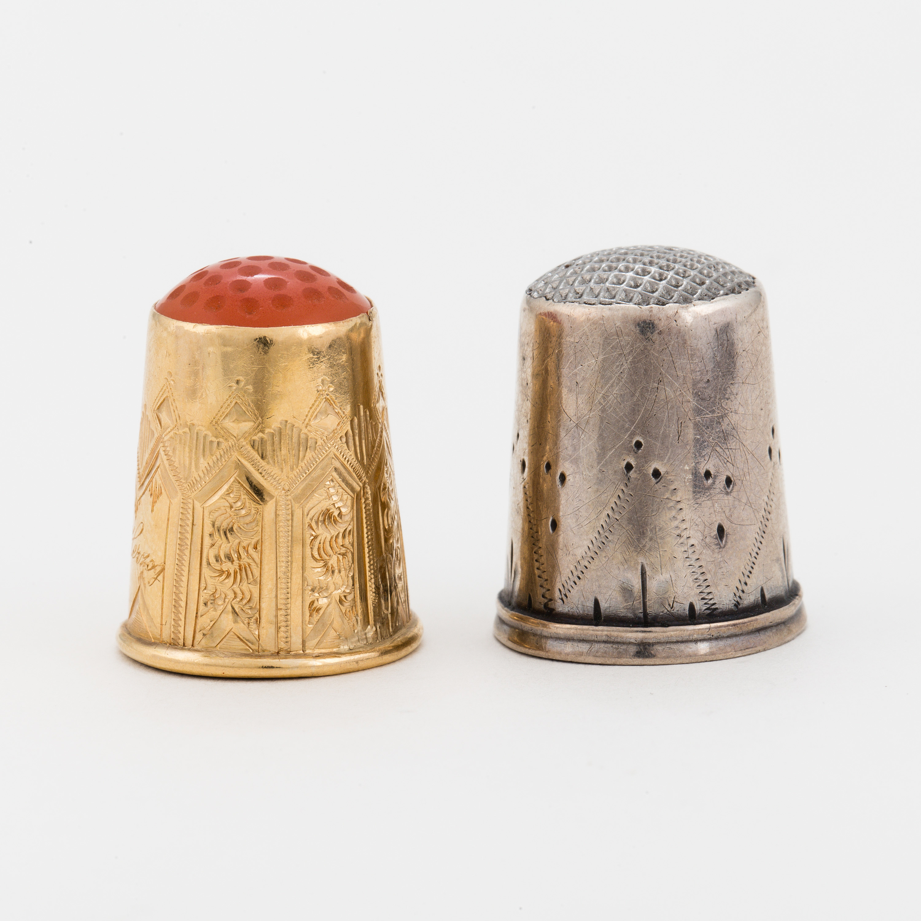 FINGERBORGAR, 2 st, en i 18K guld, en i silver. - Bukowskis