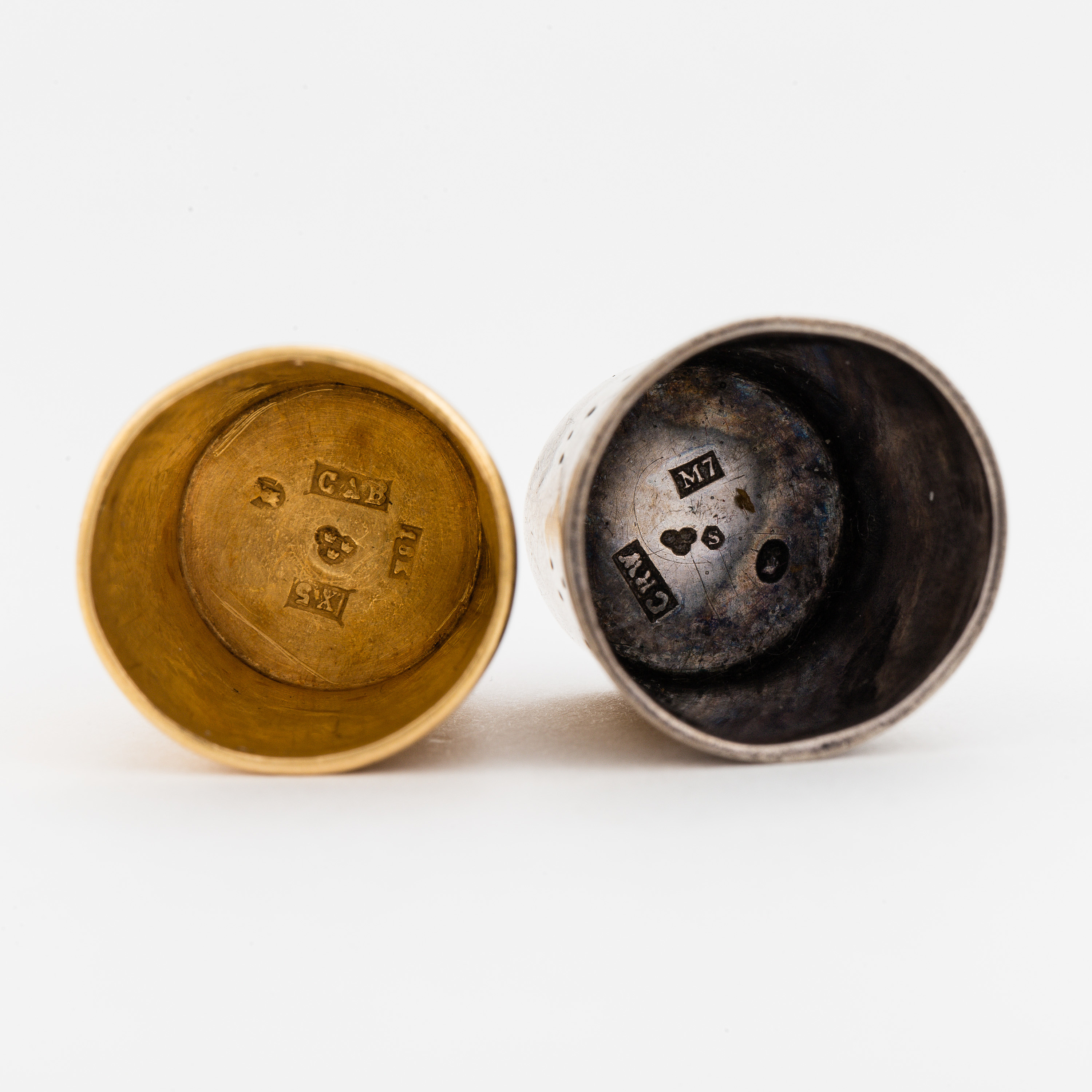 FINGERBORGAR, 2 st, en i 18K guld, en i silver. - Bukowskis