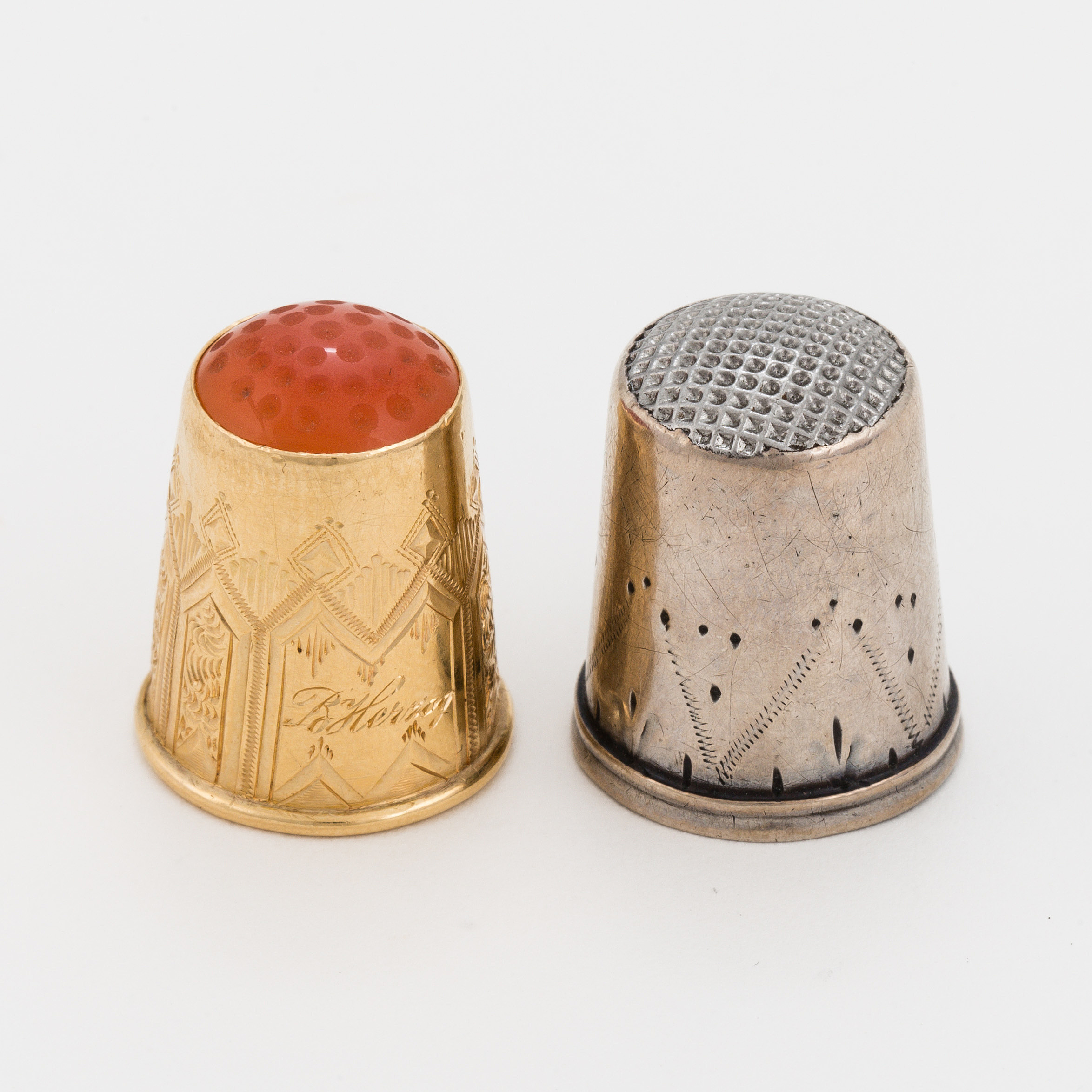 FINGERBORGAR, 2 st, en i 18K guld, en i silver. - Bukowskis