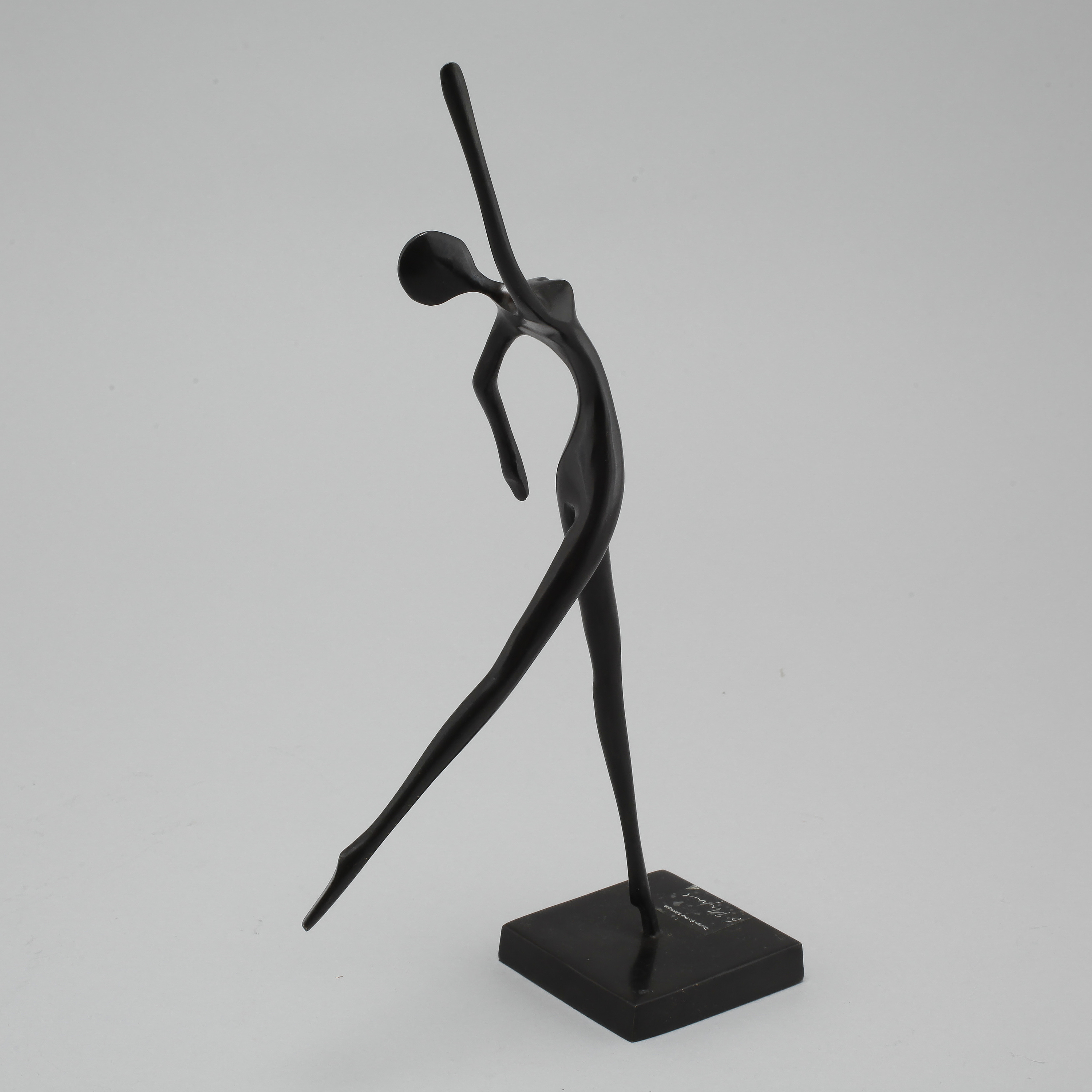 A bronze sculpture designed by Bodrul Khalique. - Bukowskis