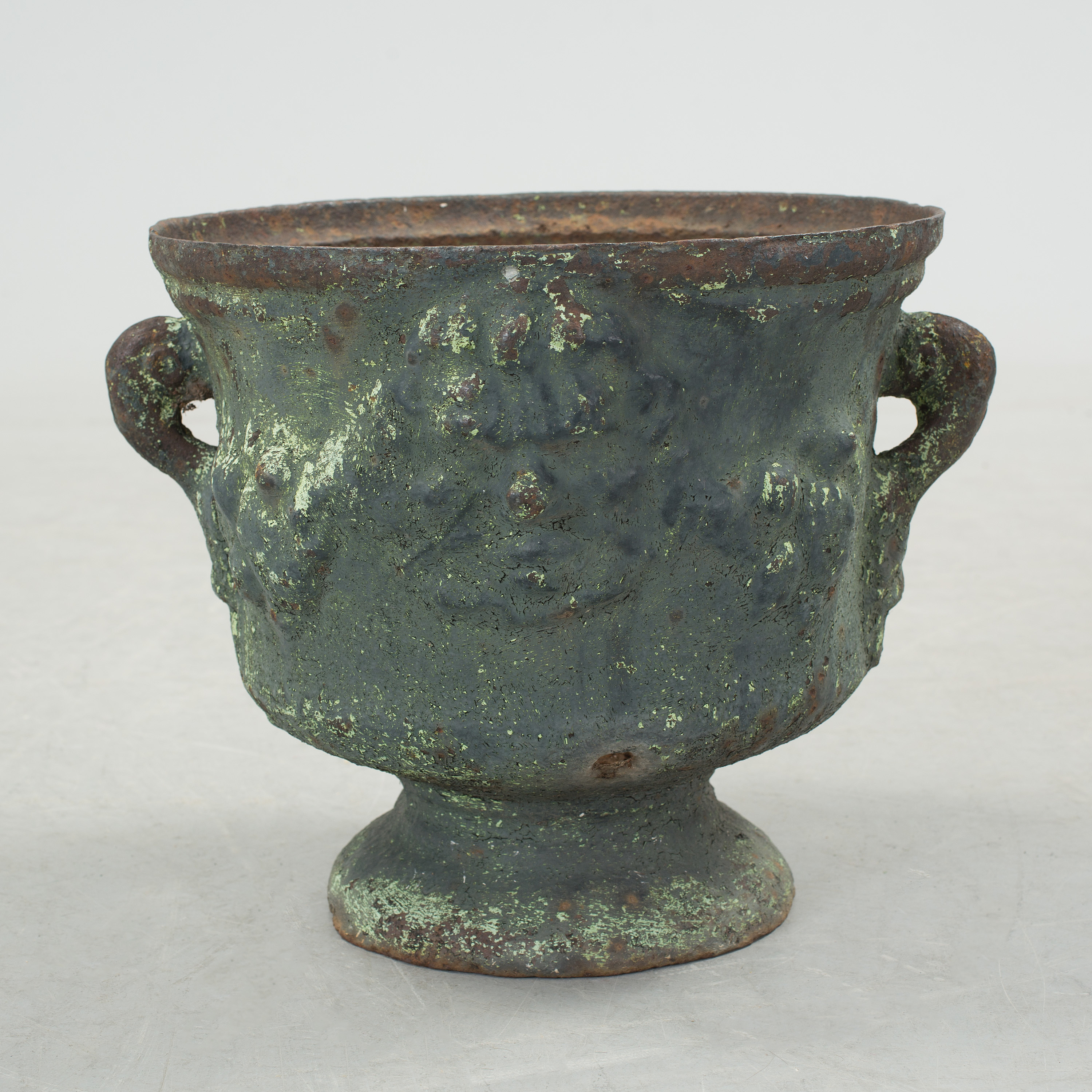 A cast iron flower pot from around year 1900. - Bukowskis