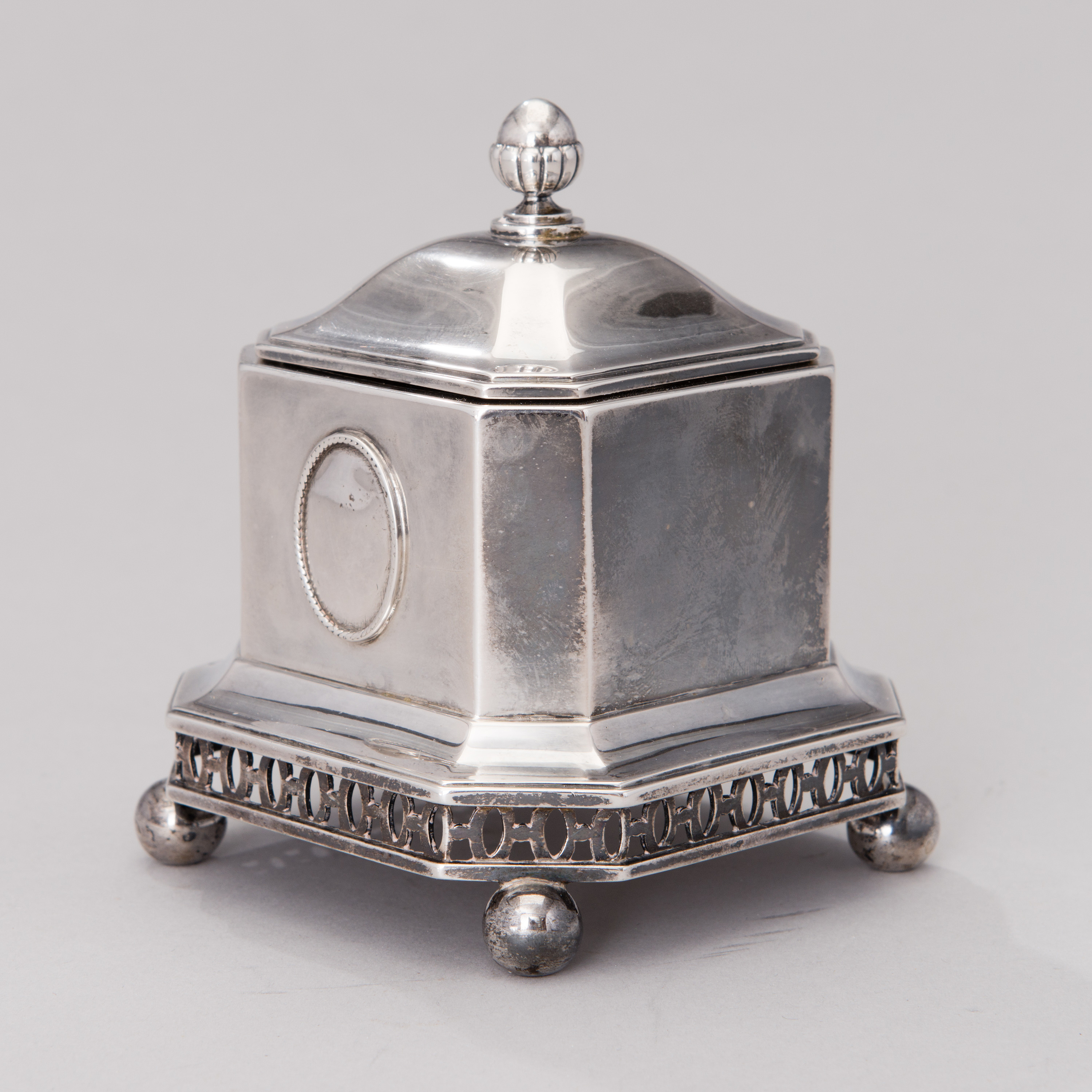 BLÄCKSTÄLL, silver, Borgila, Stockholm 1930. - Bukowskis