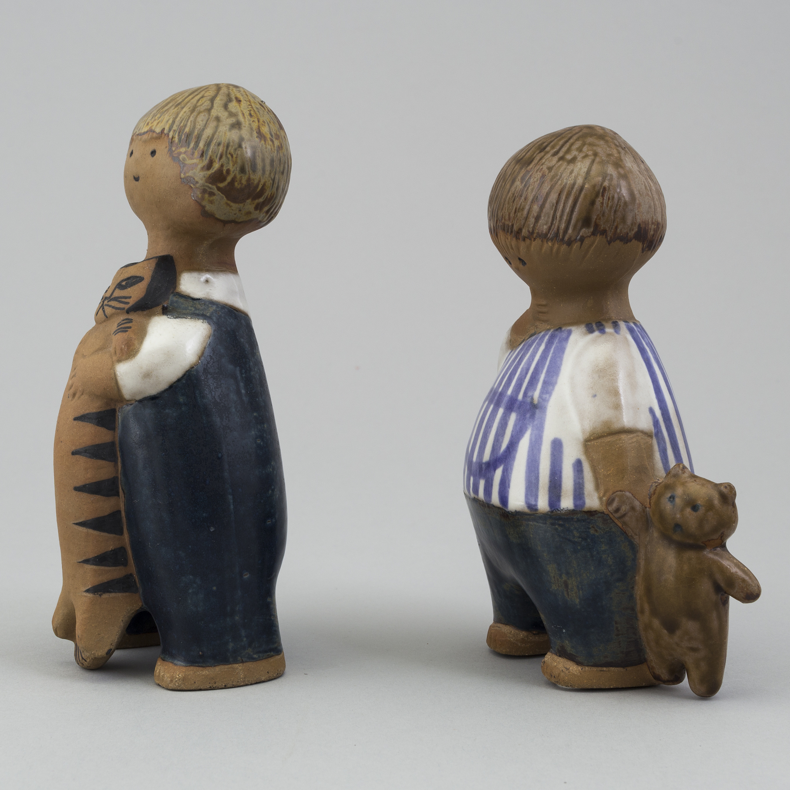 LISA LARSON, figuriner 2 st, ur serien "Larsons ungar", stengods, Gustavsberg. - Bukowskis