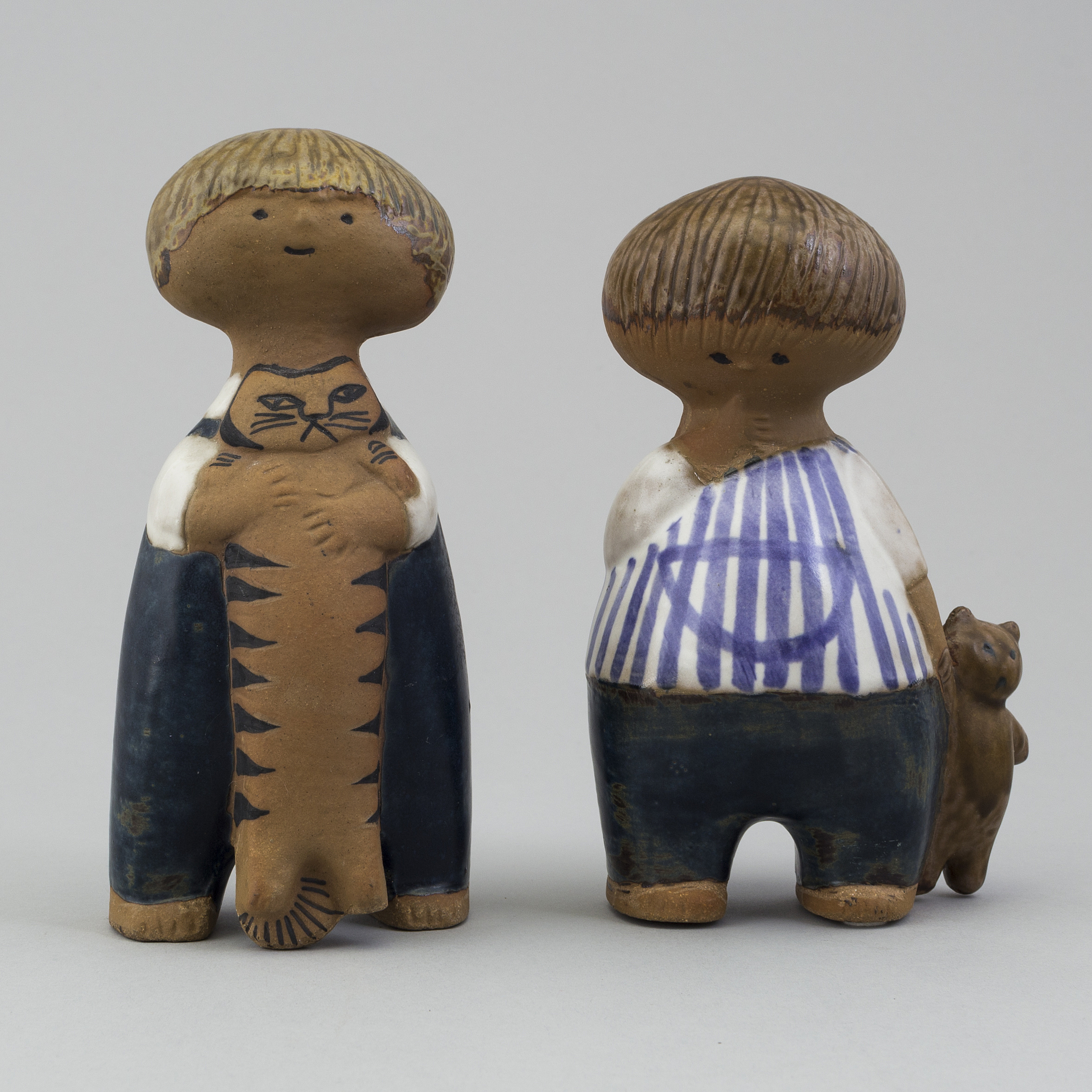 LISA LARSON, figuriner 2 st, ur serien "Larsons ungar", stengods, Gustavsberg. - Bukowskis