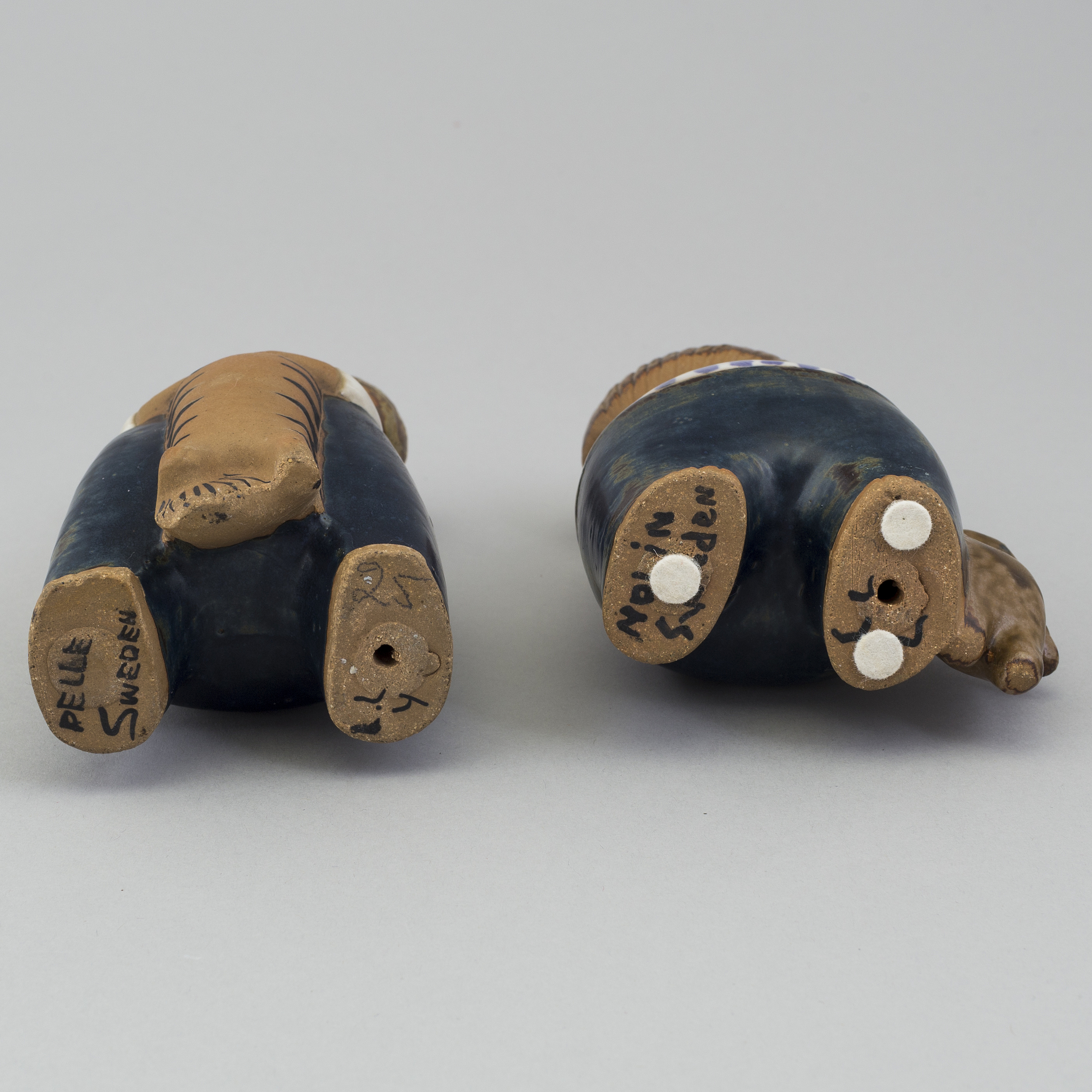 LISA LARSON, figuriner 2 st, ur serien "Larsons ungar", stengods, Gustavsberg. - Bukowskis