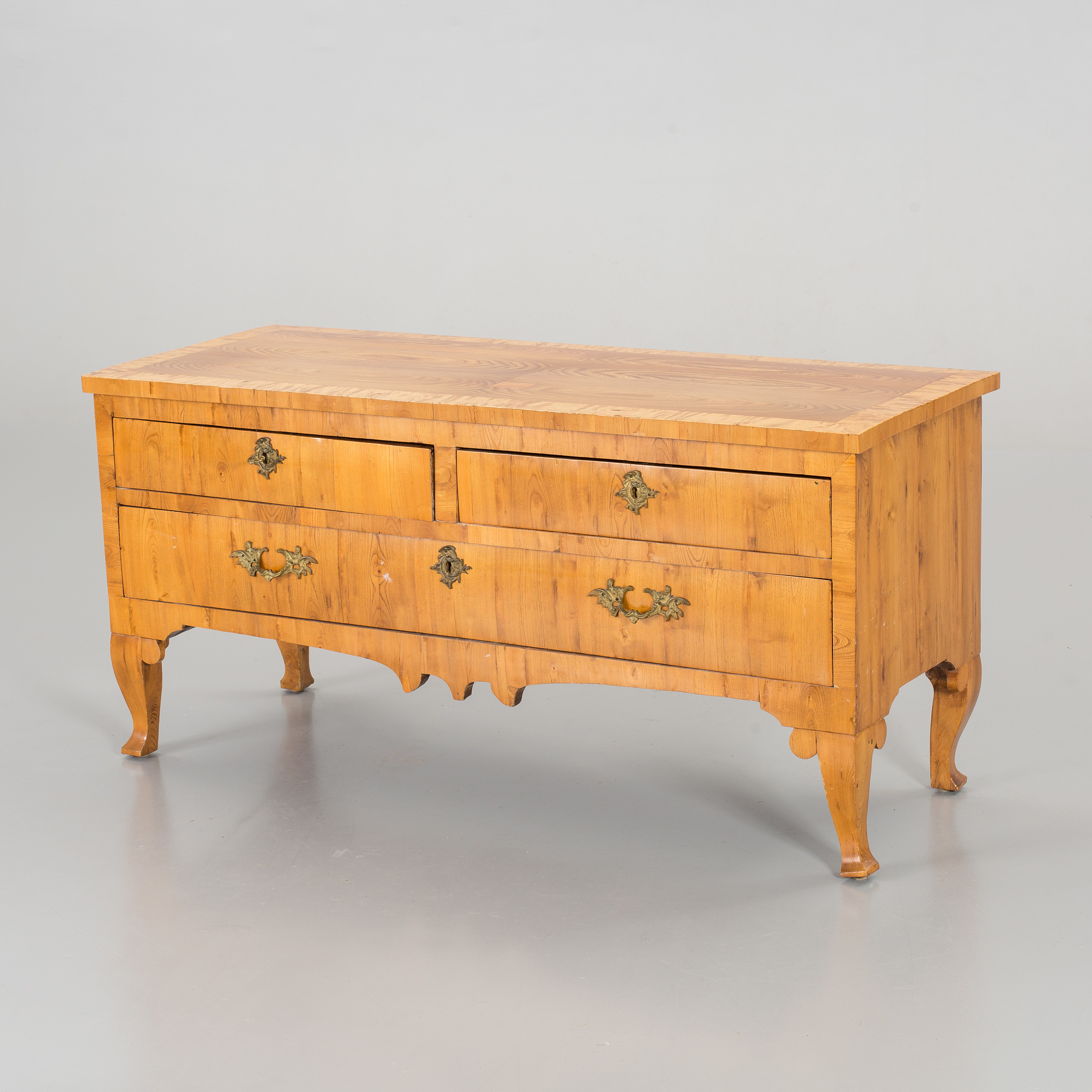 BYRÅ 1700-tal (urspr underrede till skåp). - Bukowskis