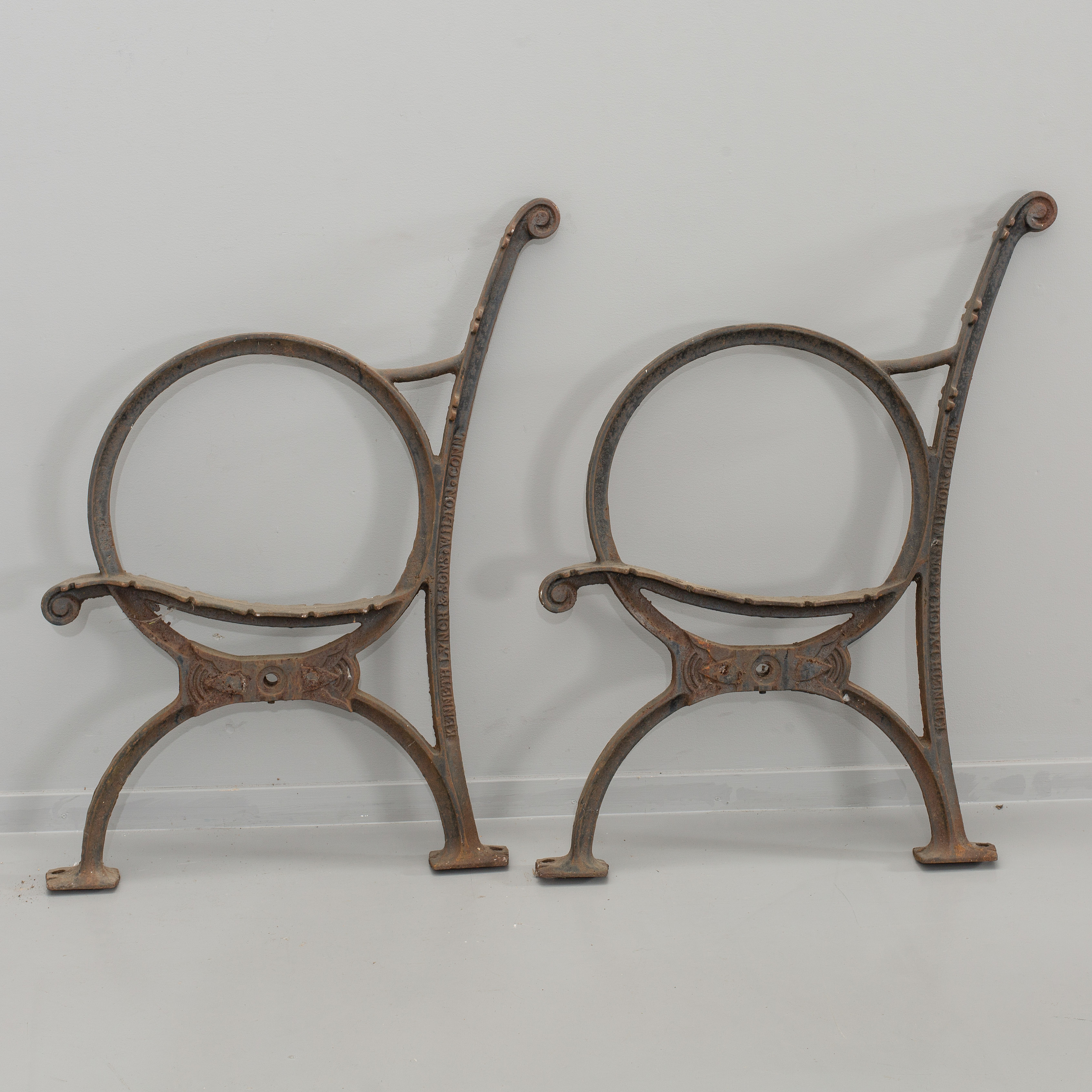 BÄNKGAVLAR, ett par, gjutjärn, Kenneth Lynch & Sons. Wilton Connecticut ...