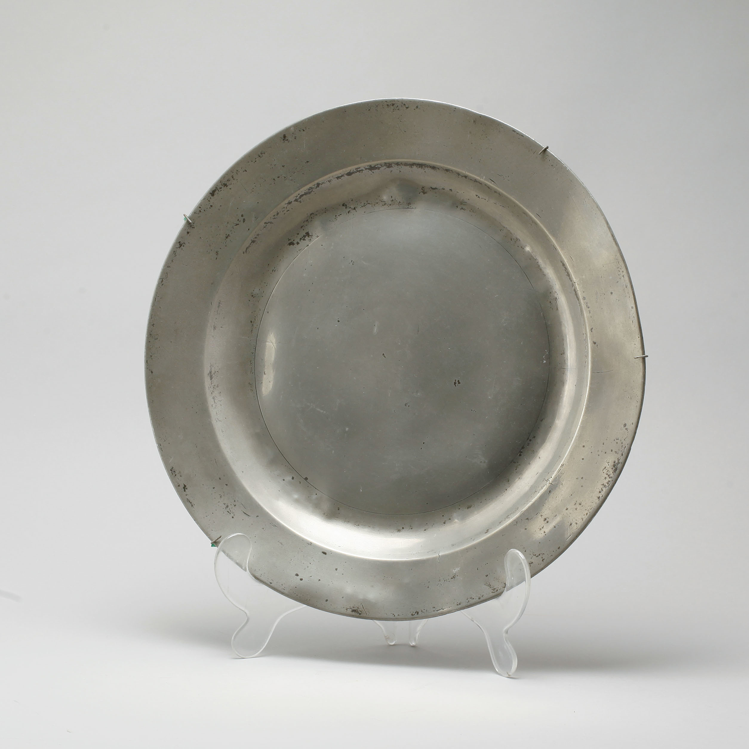 Three pewter plates, 18th/19th century. - Bukowskis