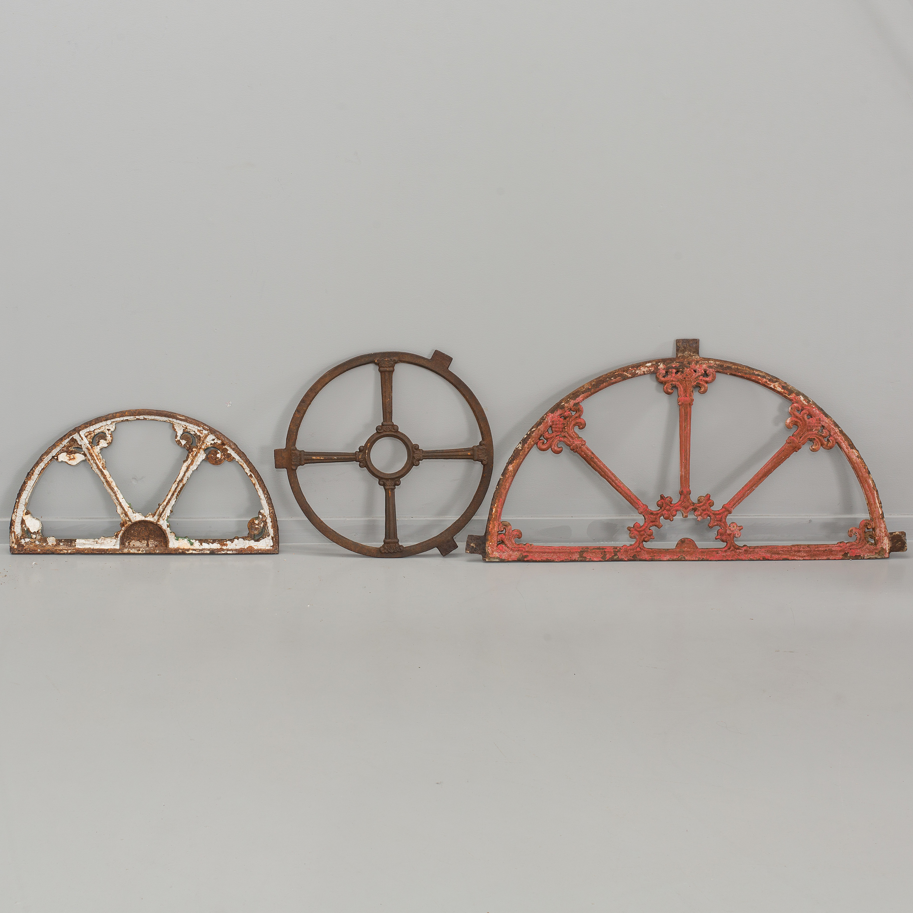 A SET OF THREE CAST IRON WINDOWS. - Bukowskis