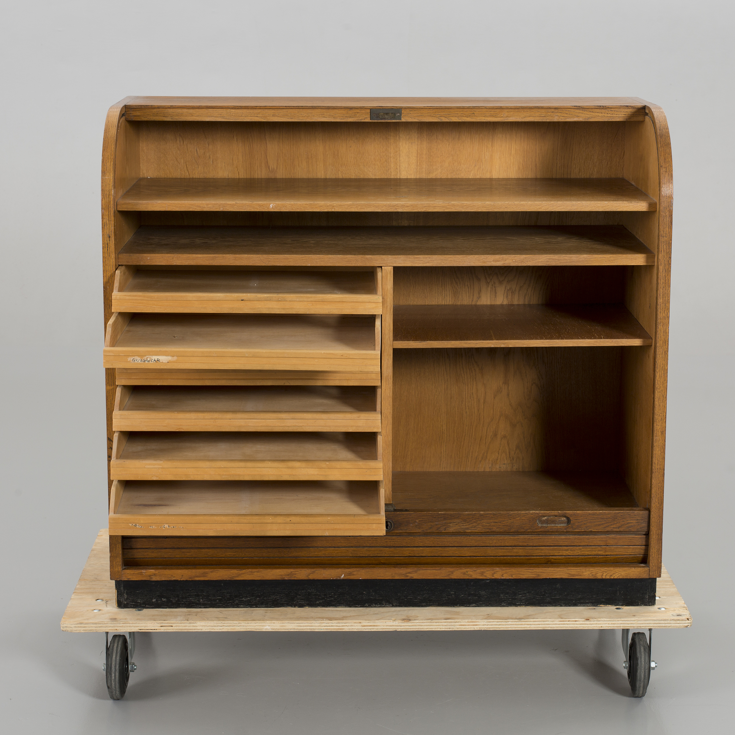 An archives cupboard/desk, first half of the 20th century. - Bukowskis