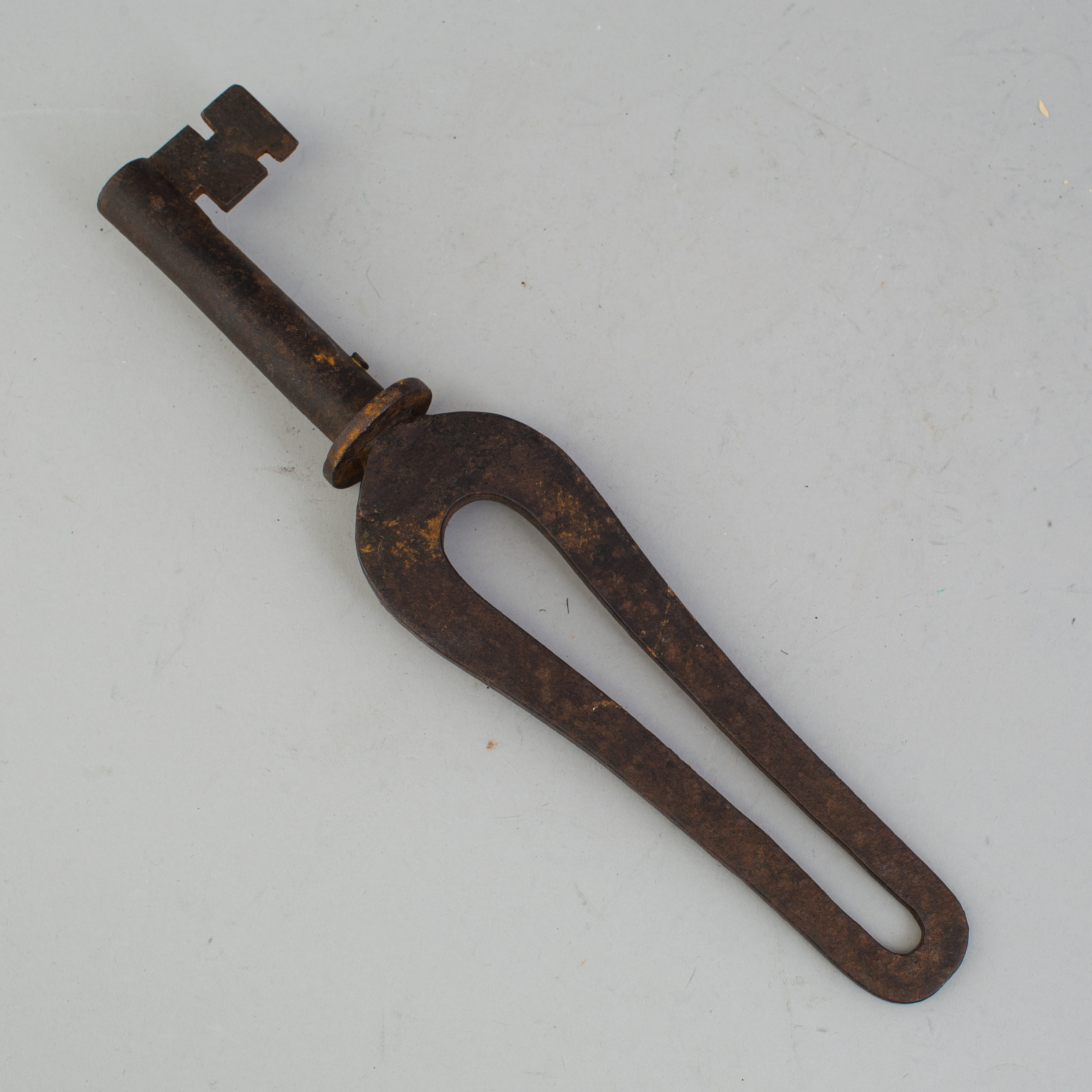 A cast iron key, Edo period (1603 - 1868) Japan. - Bukowskis