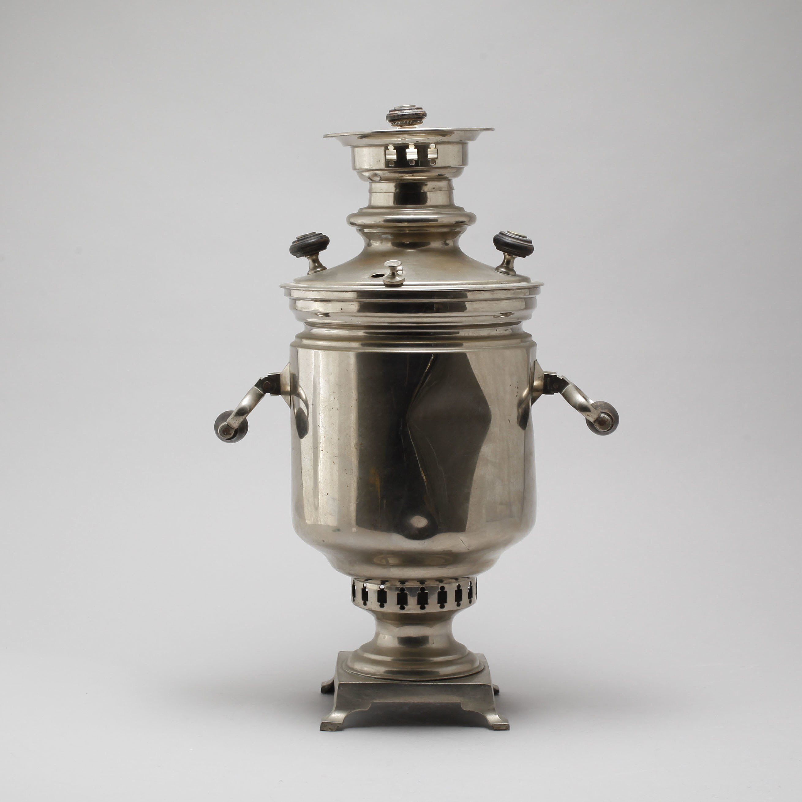 A metal samovar, Tula, Russia, early 20th century. - Bukowskis