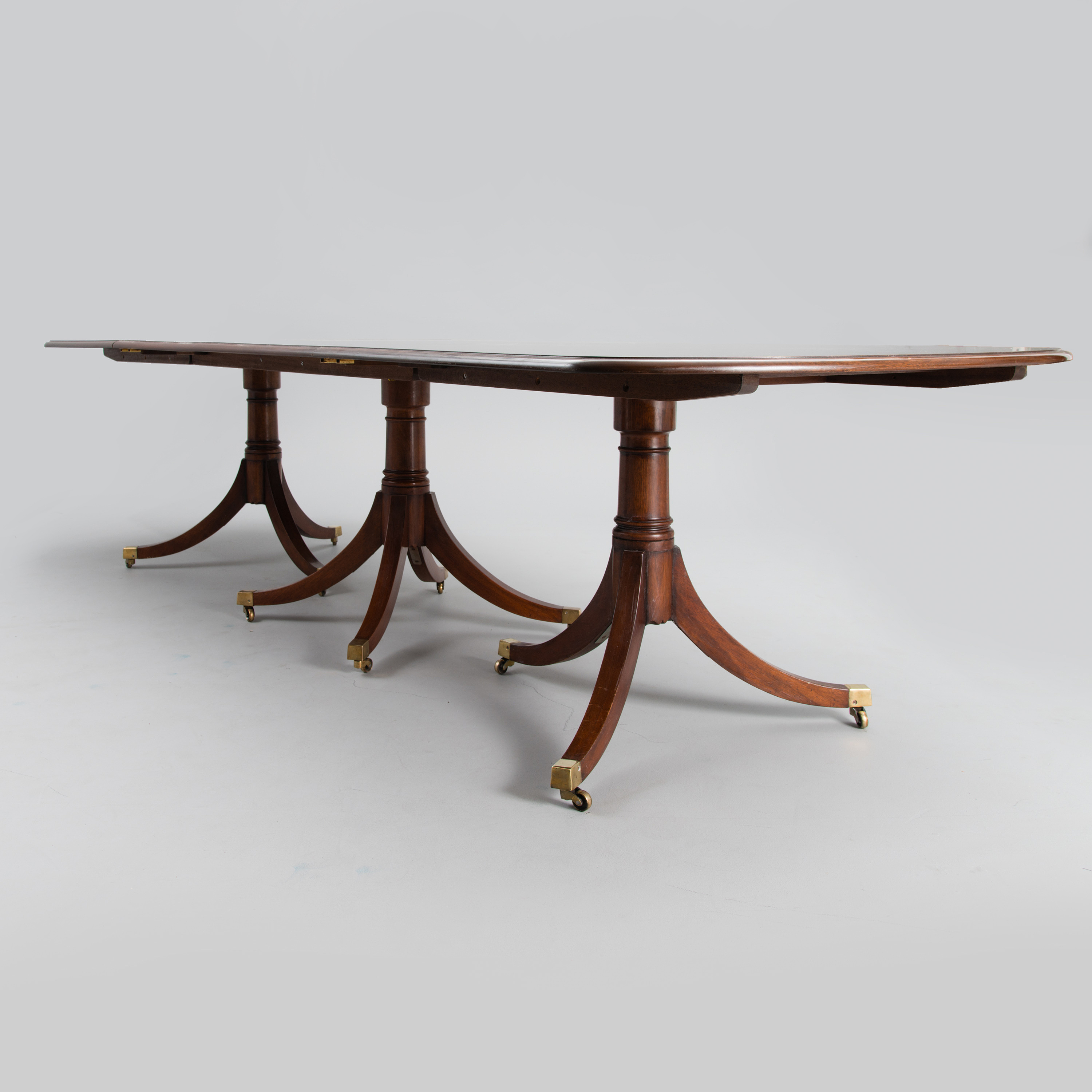 A late 20th century Arthur Brett & Sons, Ltd. dining table. - Bukowskis
