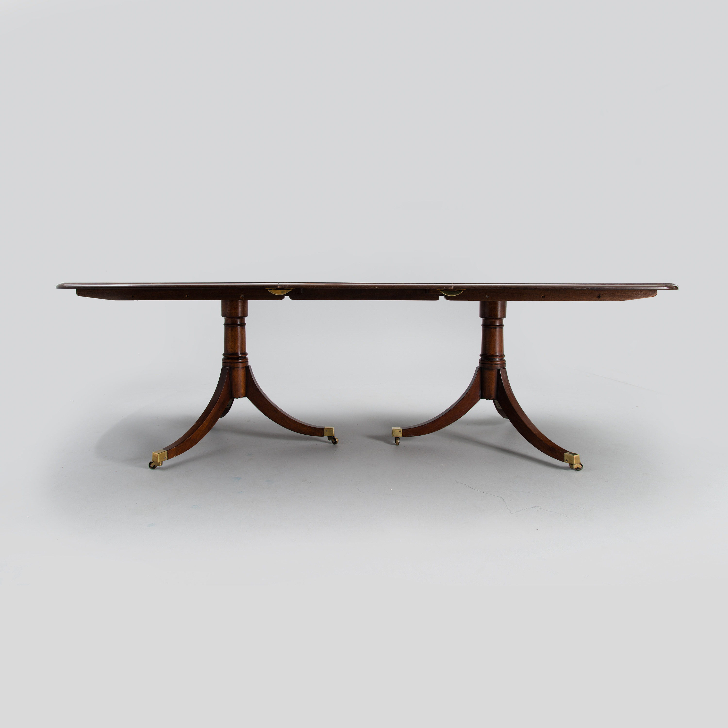 A late 20th century Arthur Brett & Sons, Ltd. dining table. - Bukowskis