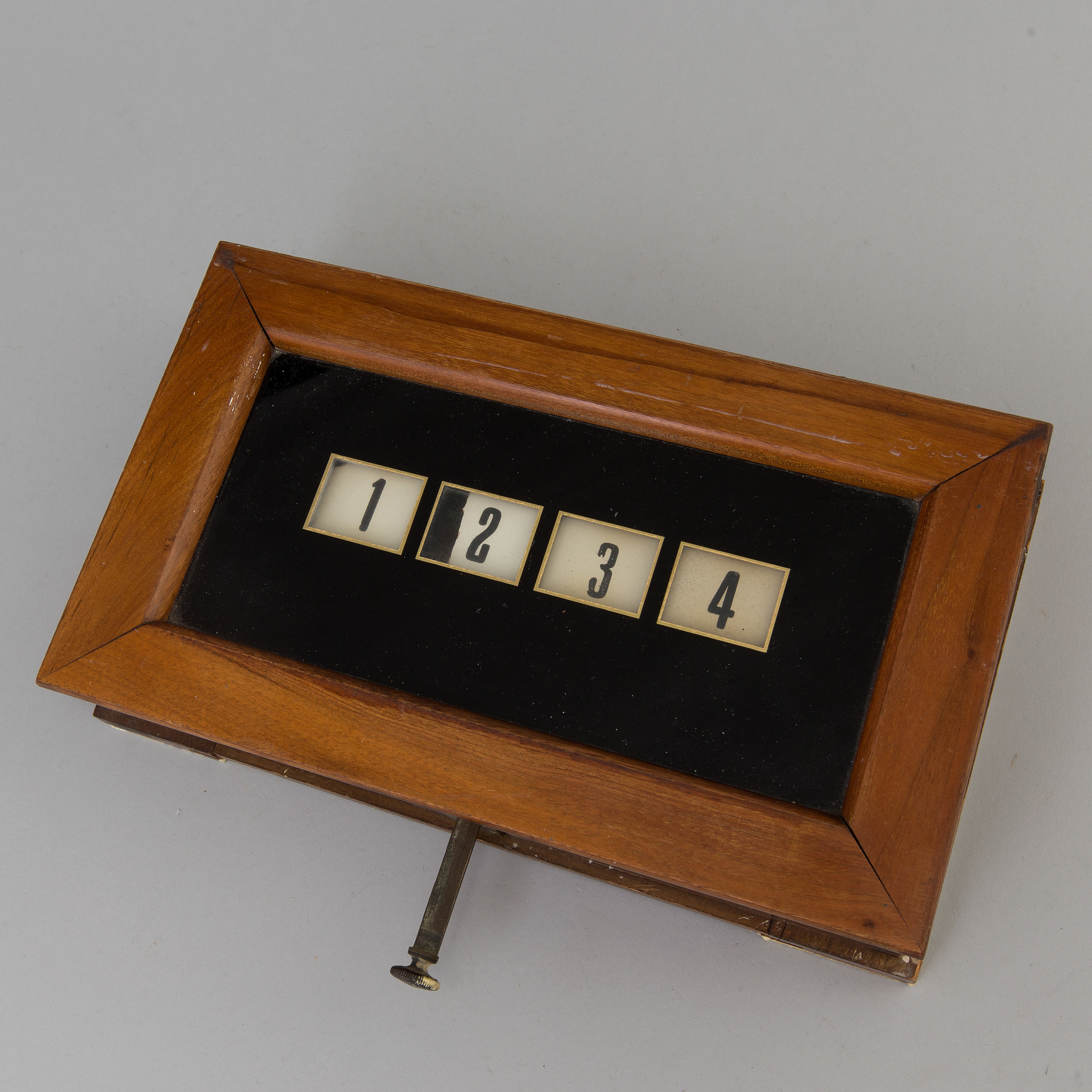 A 20th century servants bell box for four rooms. - Bukowskis