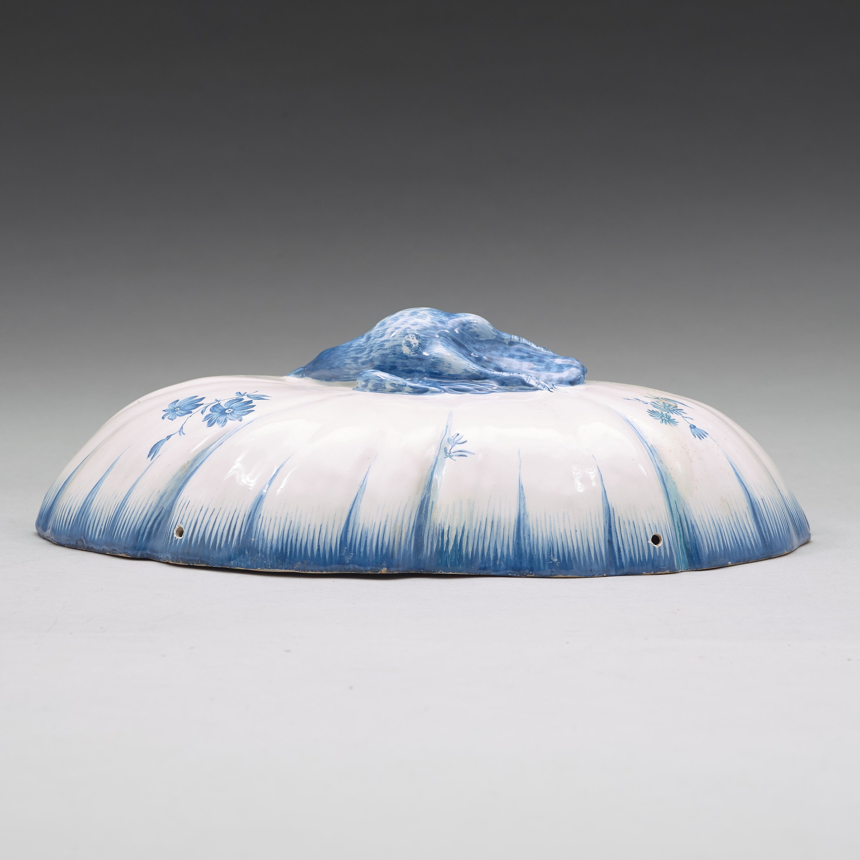 A Swedish Marieberg hood, 18th Century. - Bukowskis