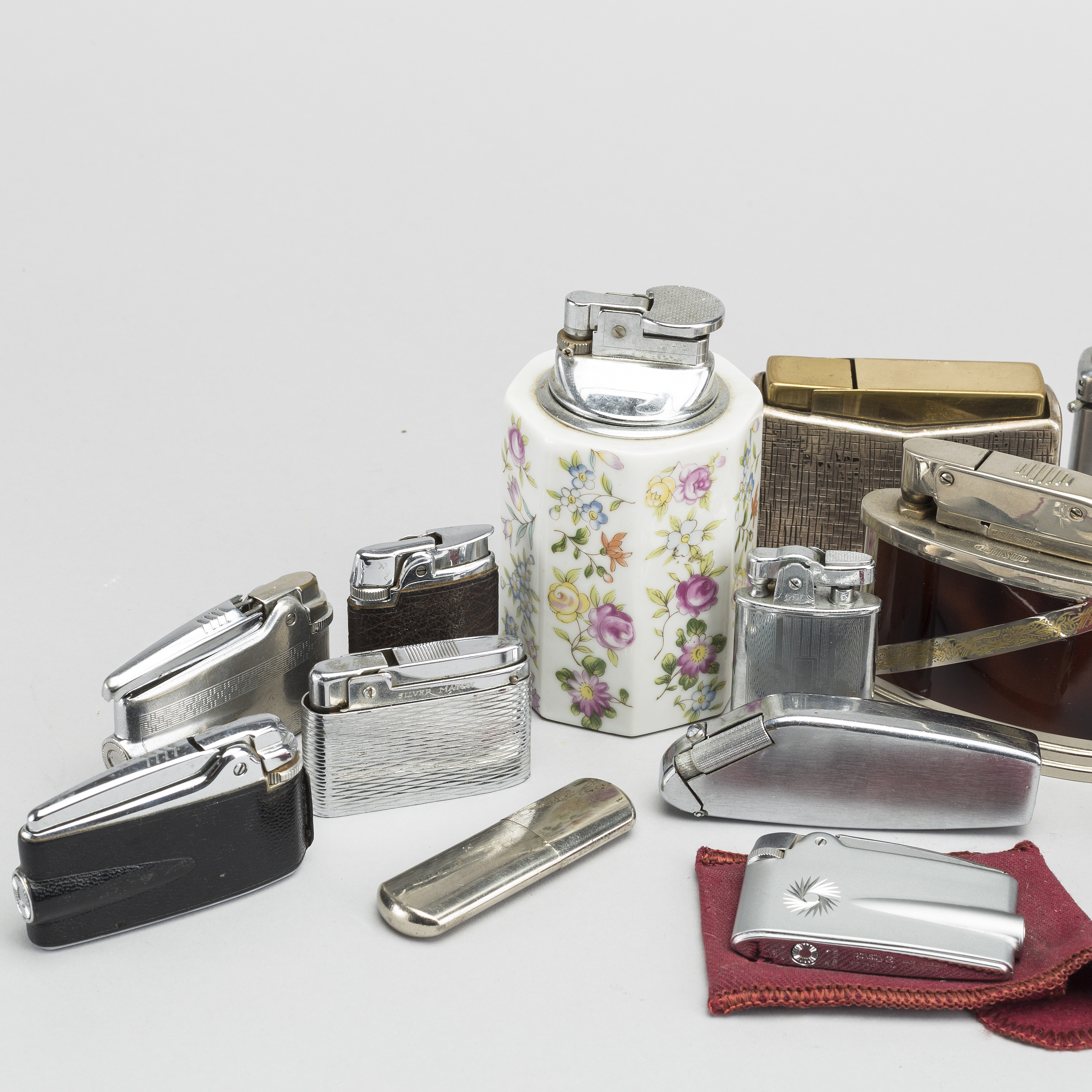 A SET OF 14 LIGHTERS BY CONSUL, RONSON ETC. - Bukowskis