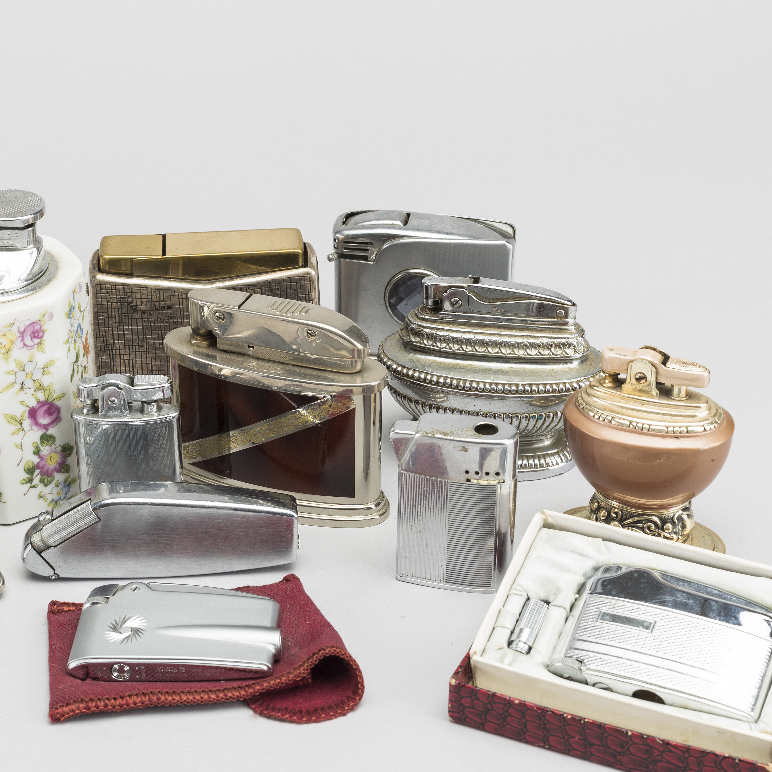 A SET OF 14 LIGHTERS BY CONSUL, RONSON ETC. - Bukowskis