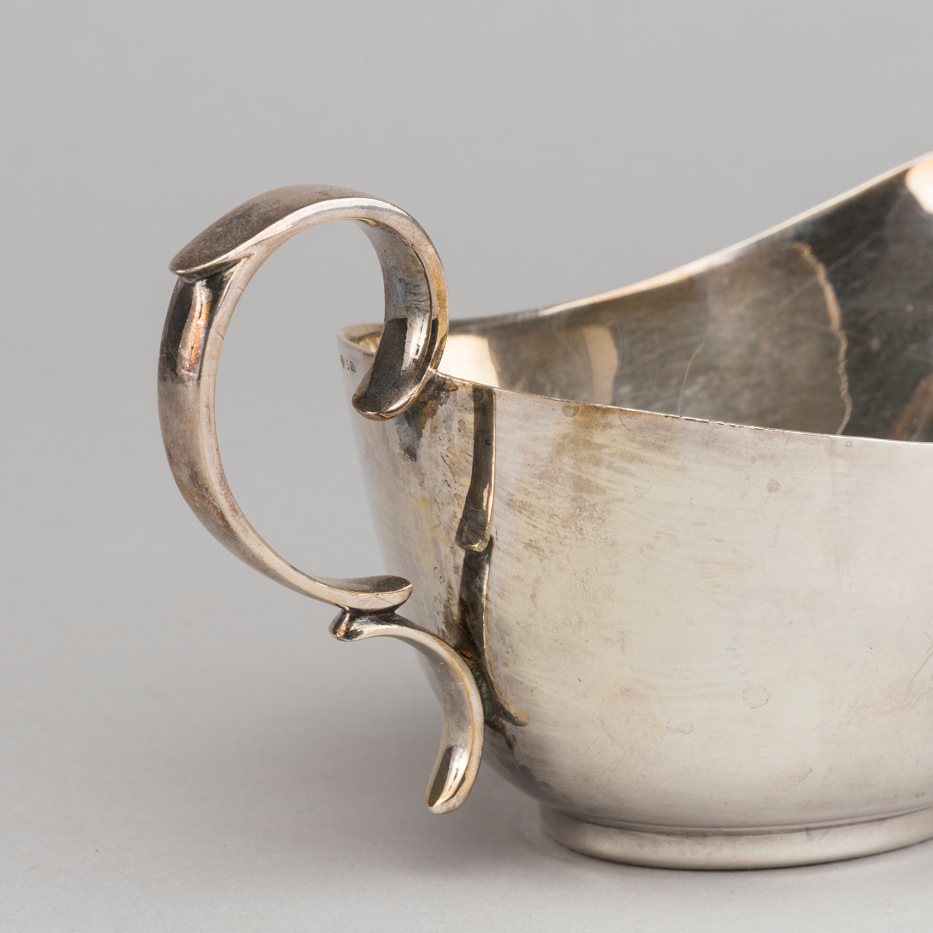 William Hutton & Sons Ltd, silver, såsbåt, London. - Bukowskis William Hutton & Sons Ltd, silver, såsbåt, London. - Bukowskis