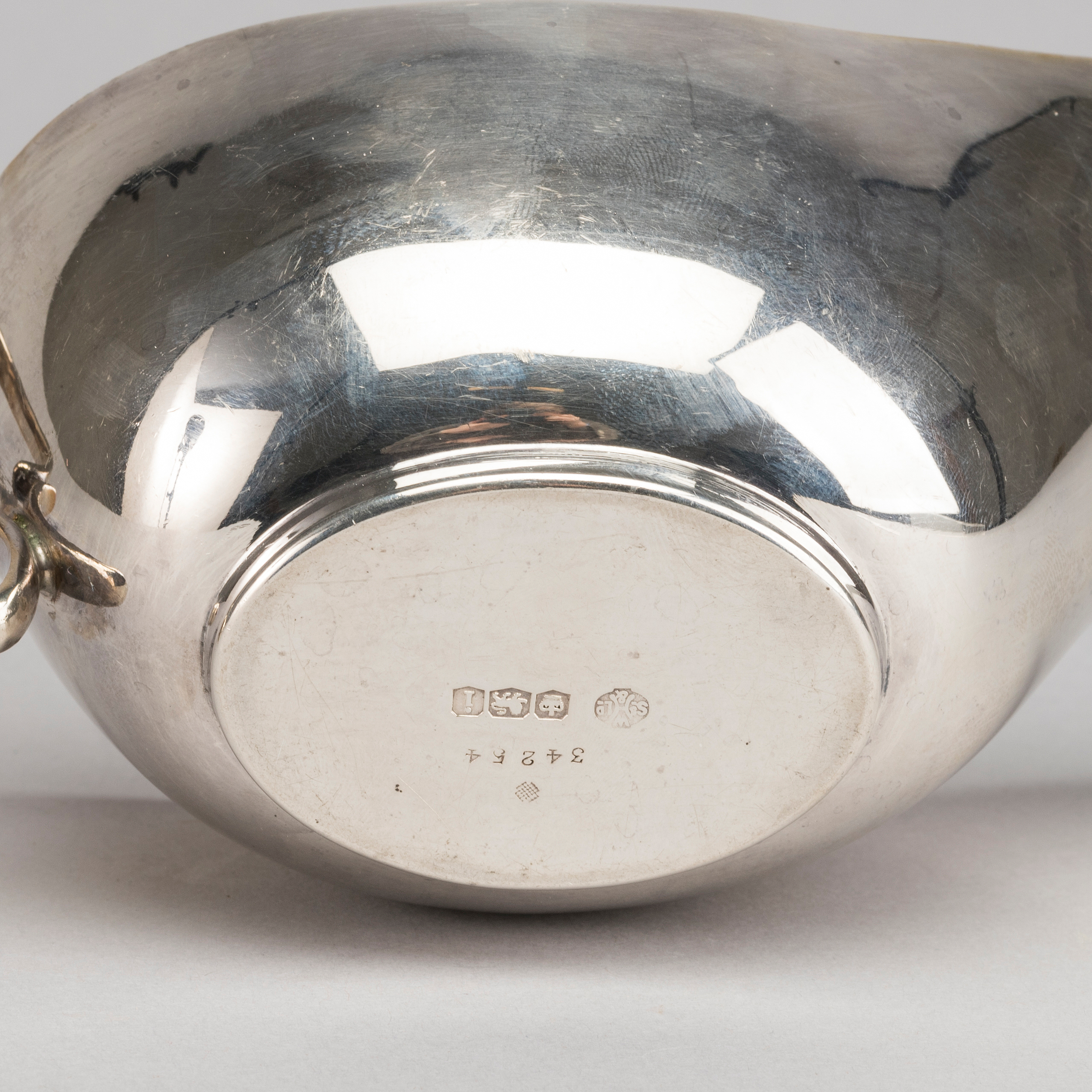 William Hutton & Sons Ltd, silver, såsbåt, London. - Bukowskis William Hutton & Sons Ltd, silver, såsbåt, London. - Bukowskis