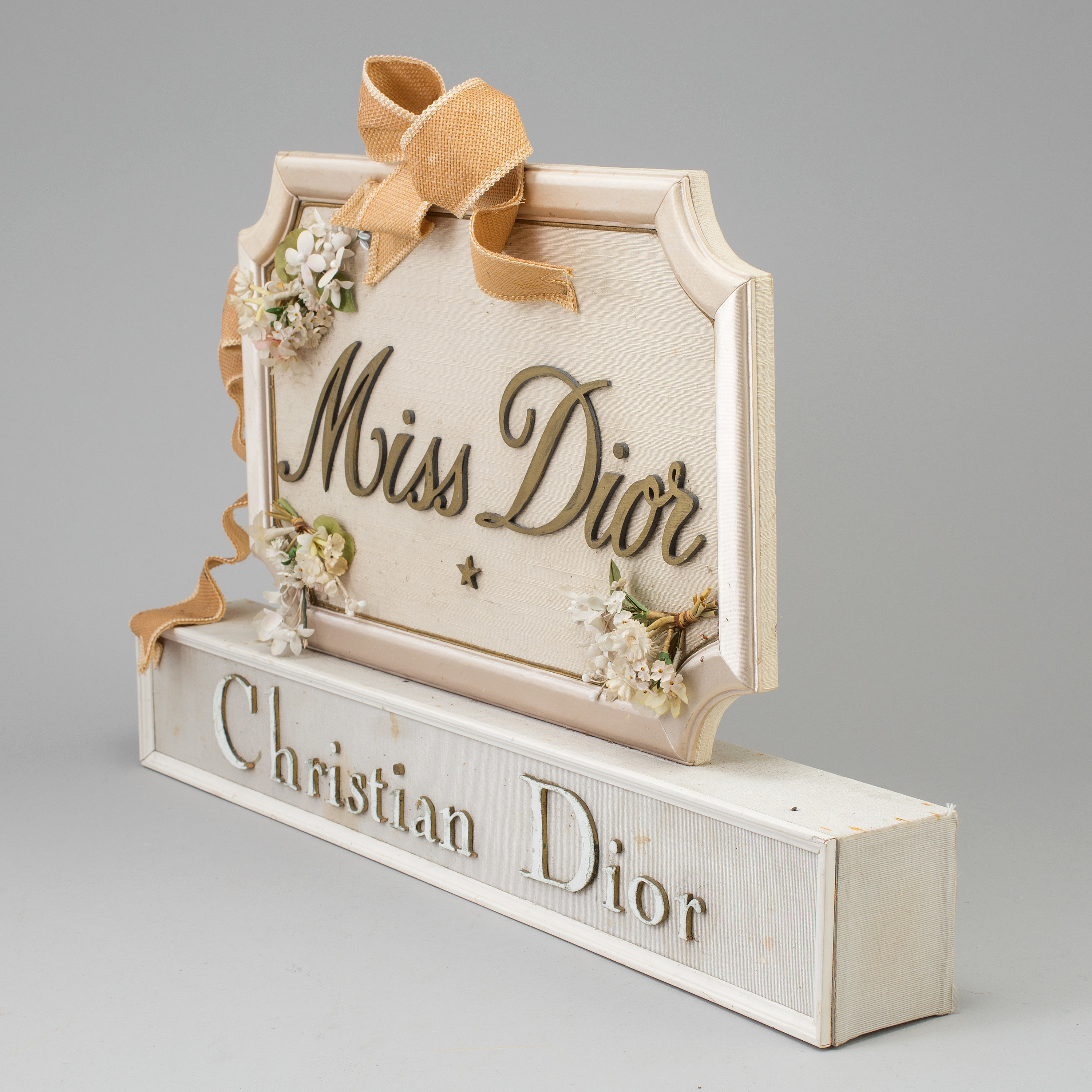 A mid 20th century sign "Miss Dior", Christian Dior. - Bukowskis