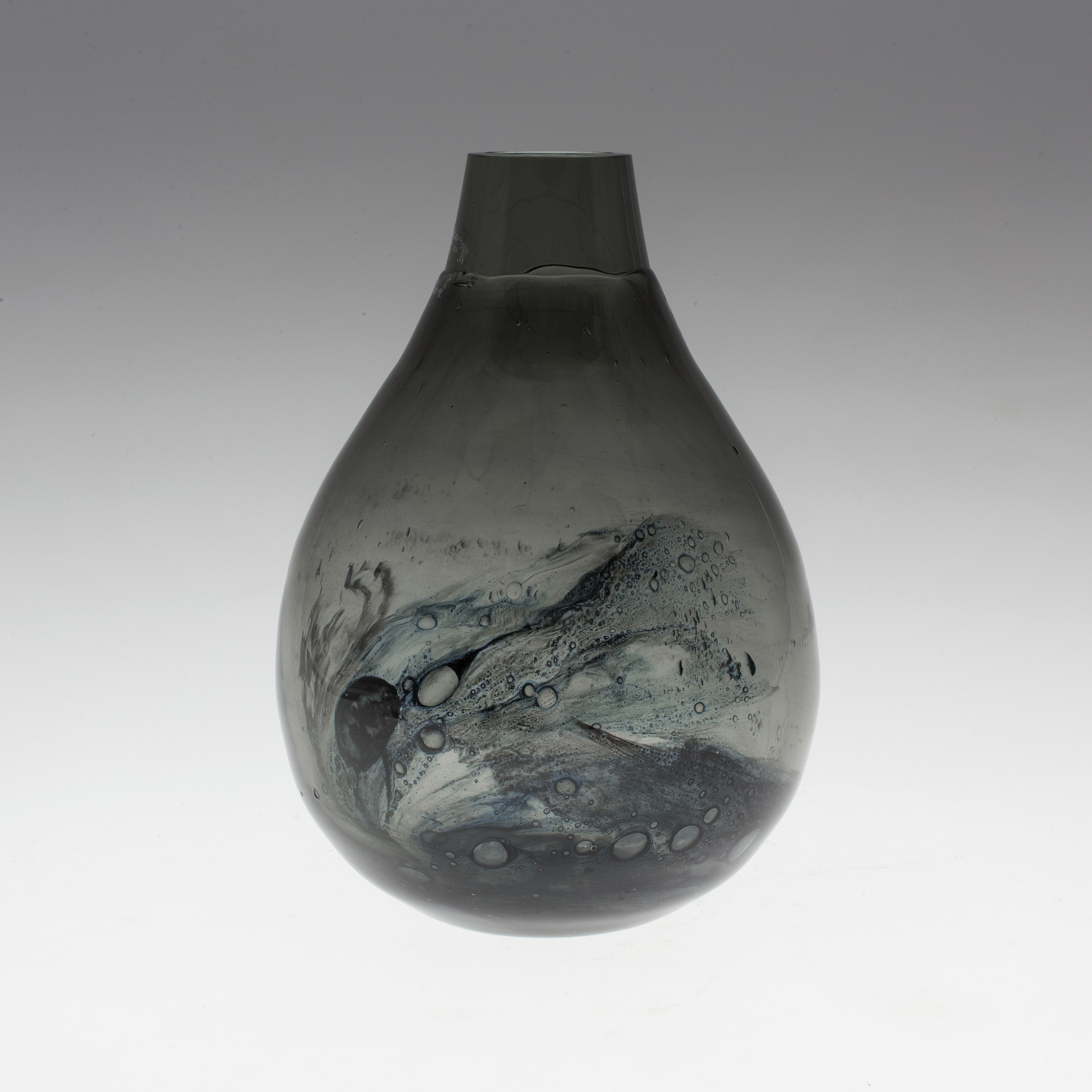 EVA ENGLUND, an 'Eldlek' glass vase from Pukeberg, unsigned. - Bukowskis