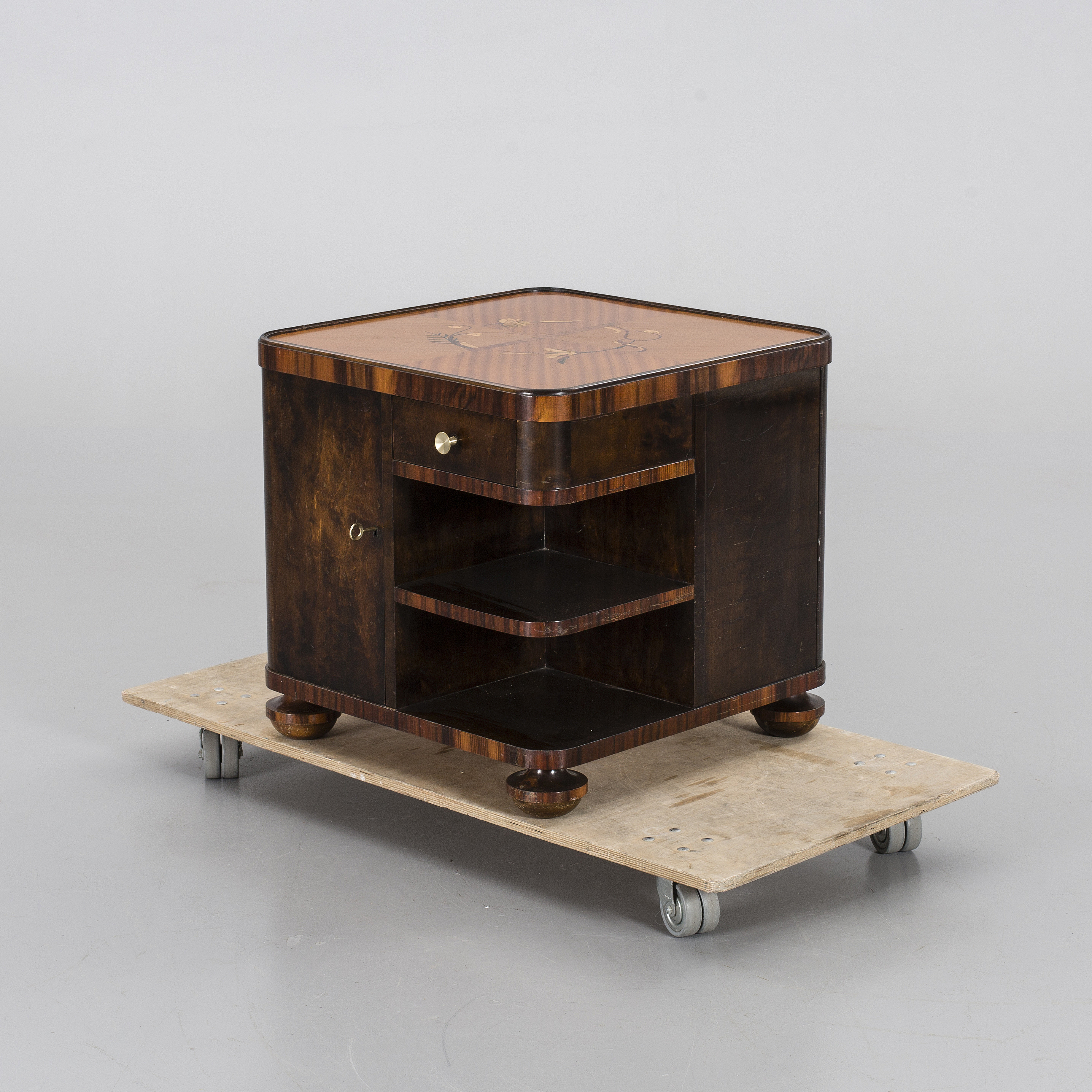 A 1940's smoking table. - Bukowskis