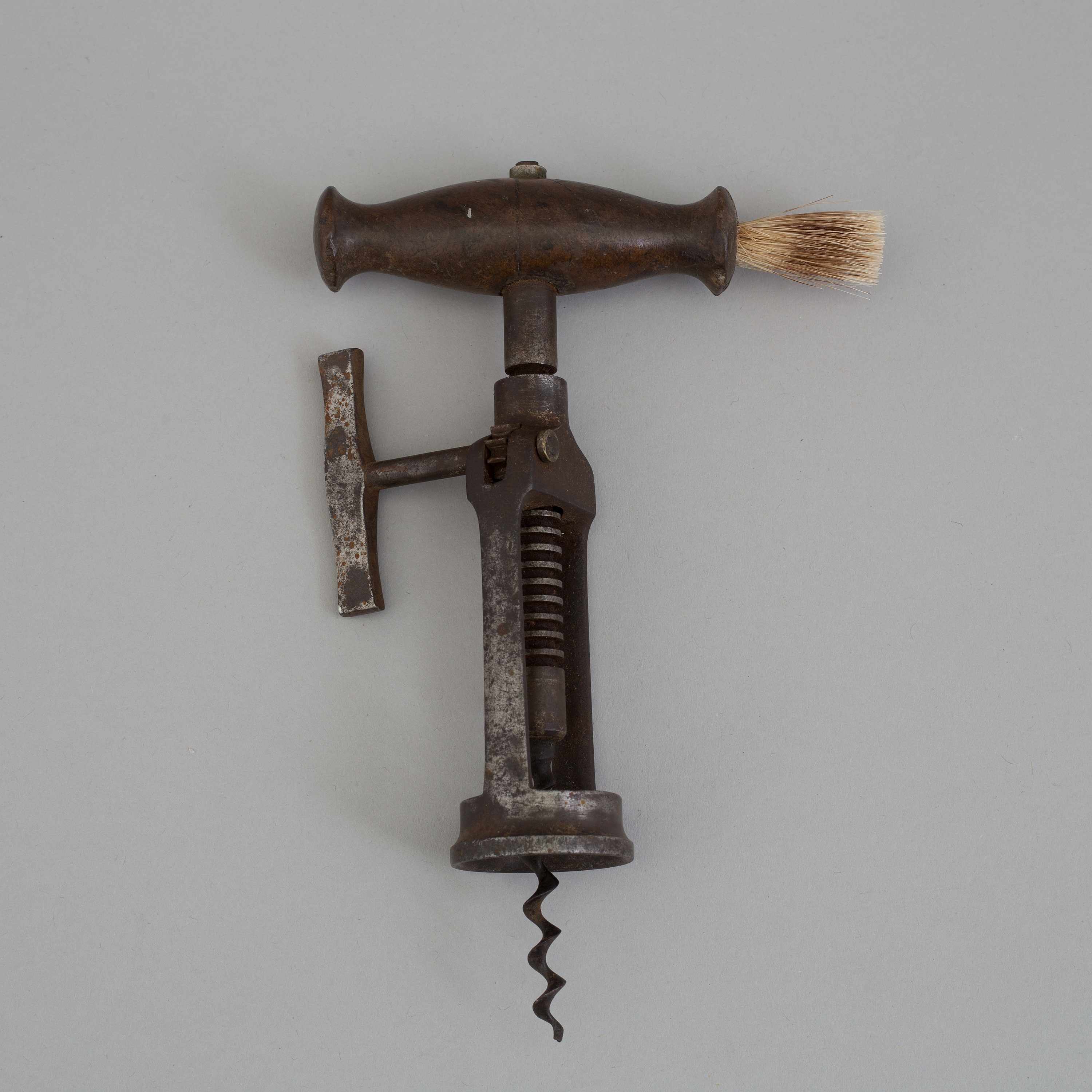 A 19TH CENTURY CAST IRON CORK SCREW. - Bukowskis