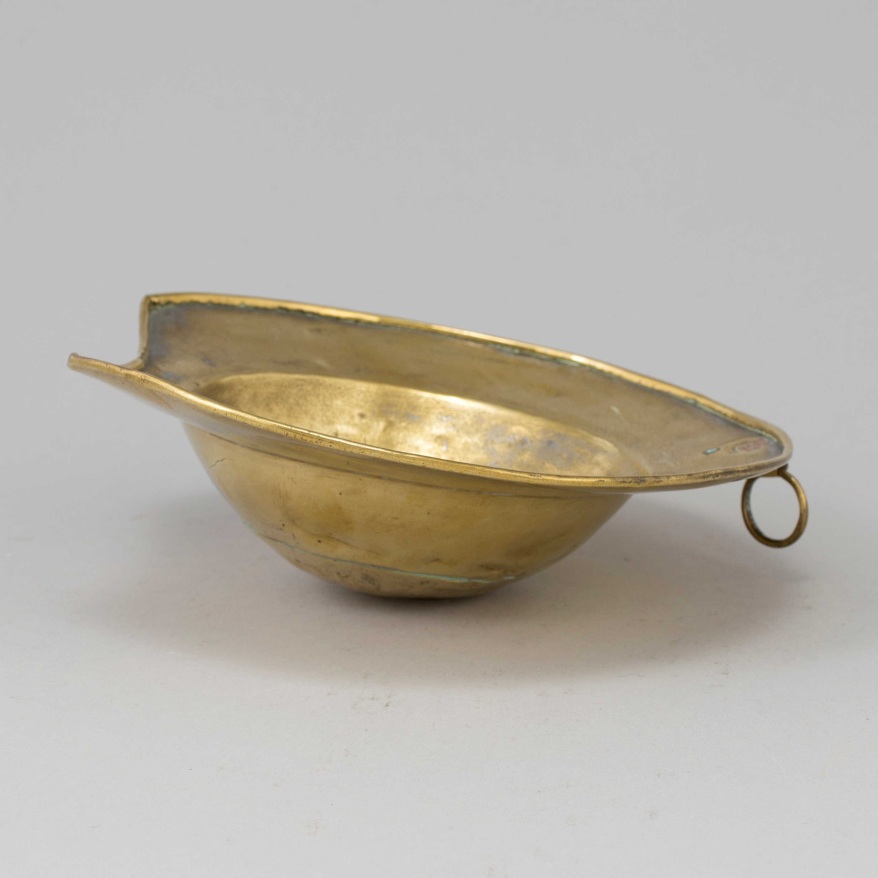 AN 18TH CENTURY BRASS SHAVING DISH. - Bukowskis