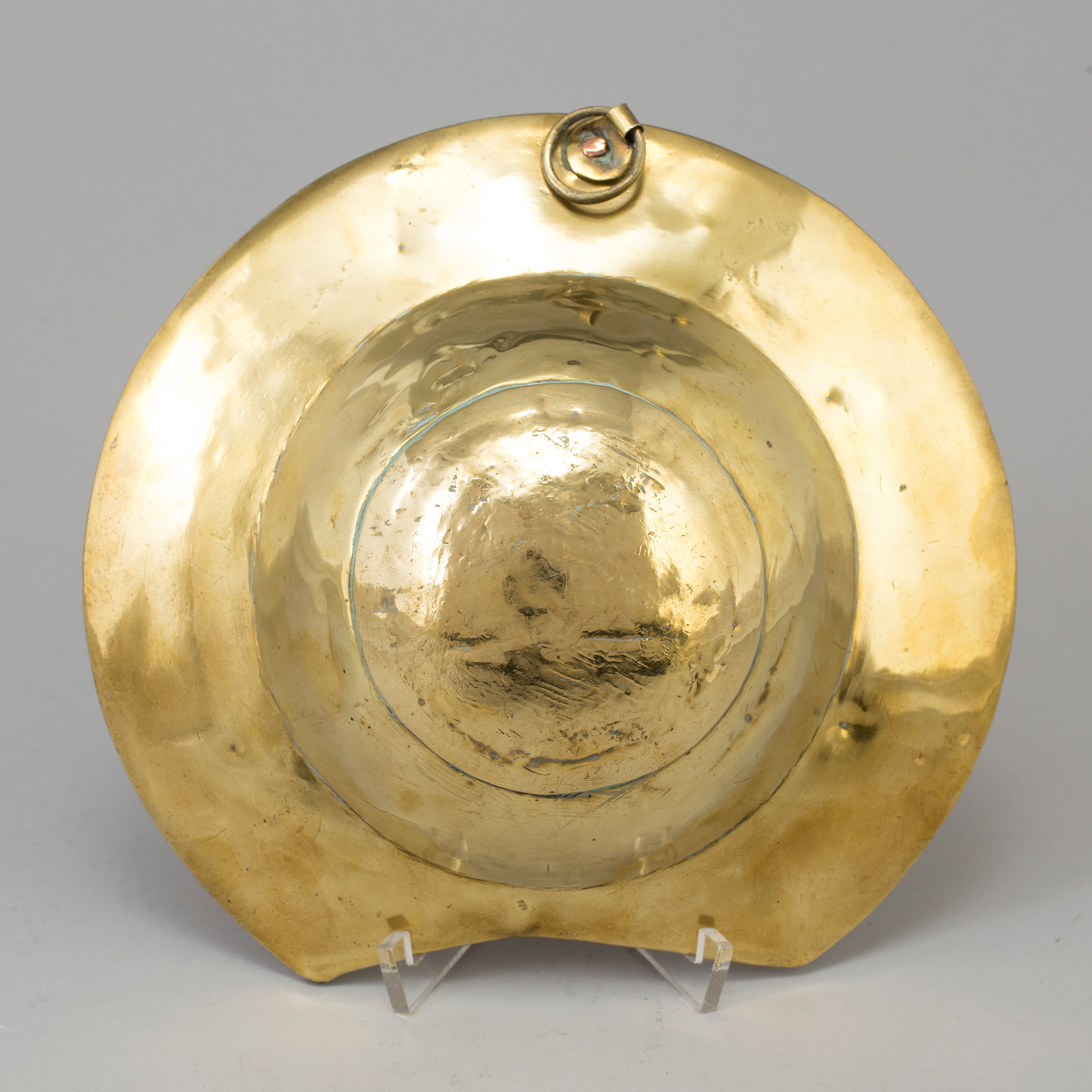AN 18TH CENTURY BRASS SHAVING DISH. - Bukowskis