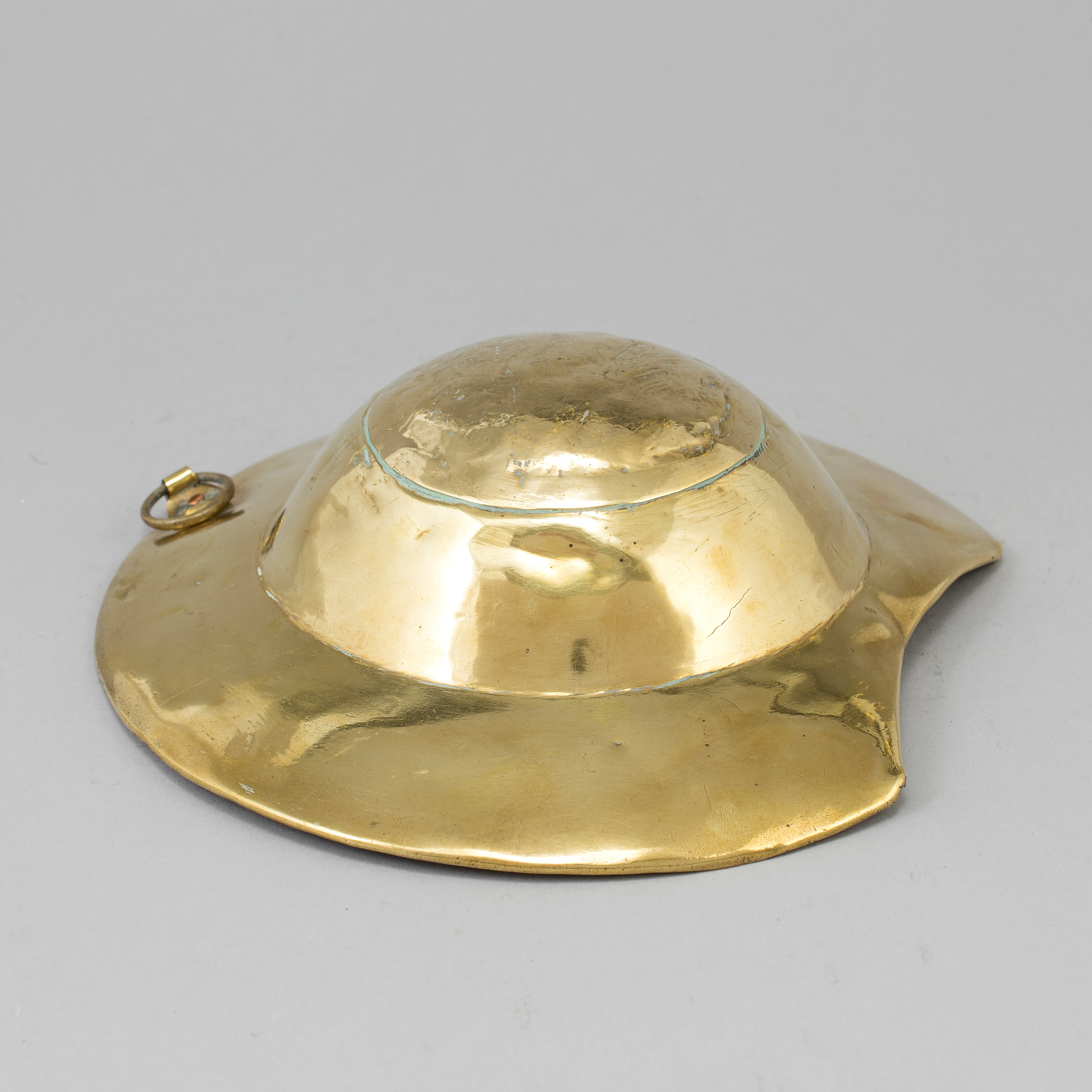 AN 18TH CENTURY BRASS SHAVING DISH. - Bukowskis