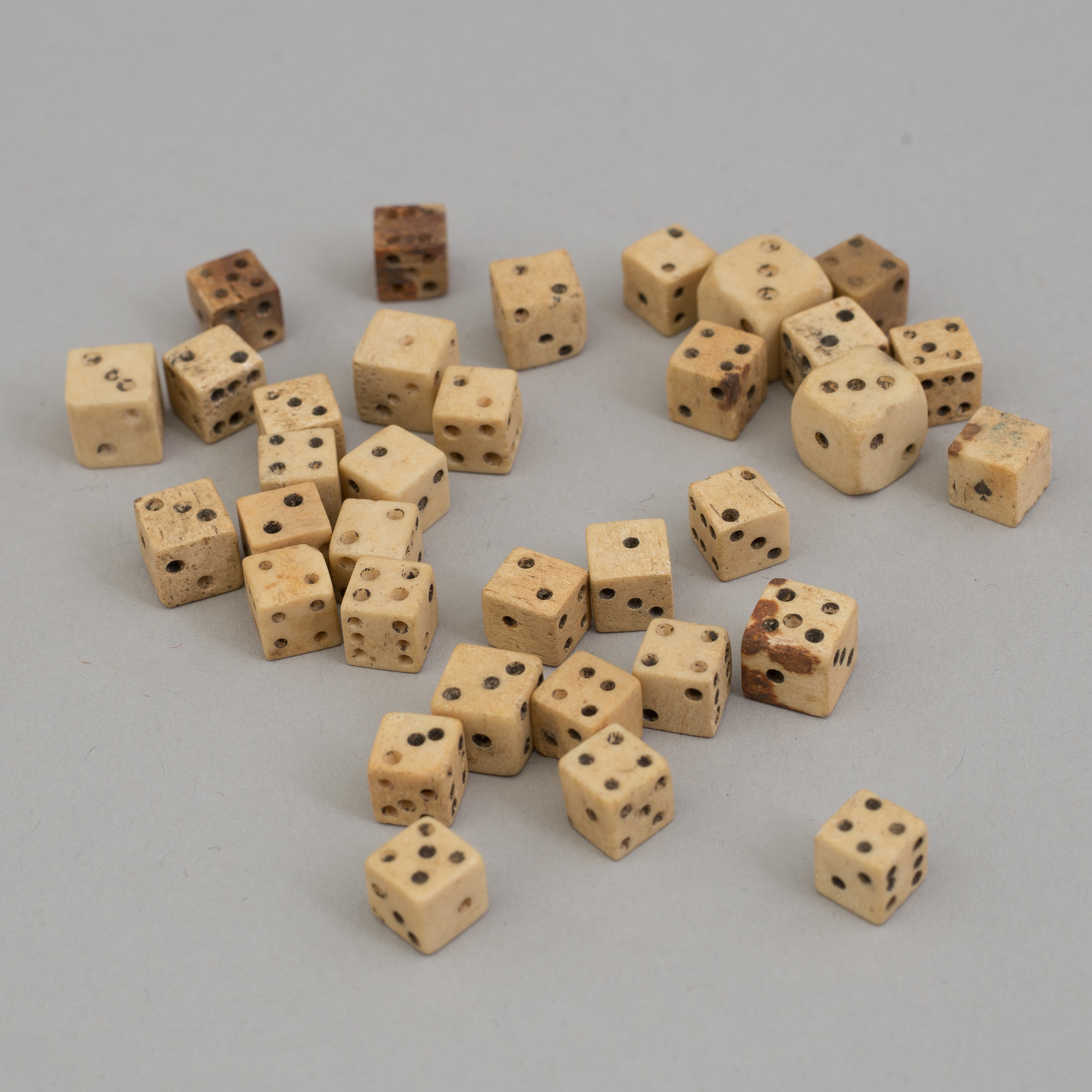 A COLLECTION OF 34 BONE MINIATURE DICE, 19th century. - Bukowskis