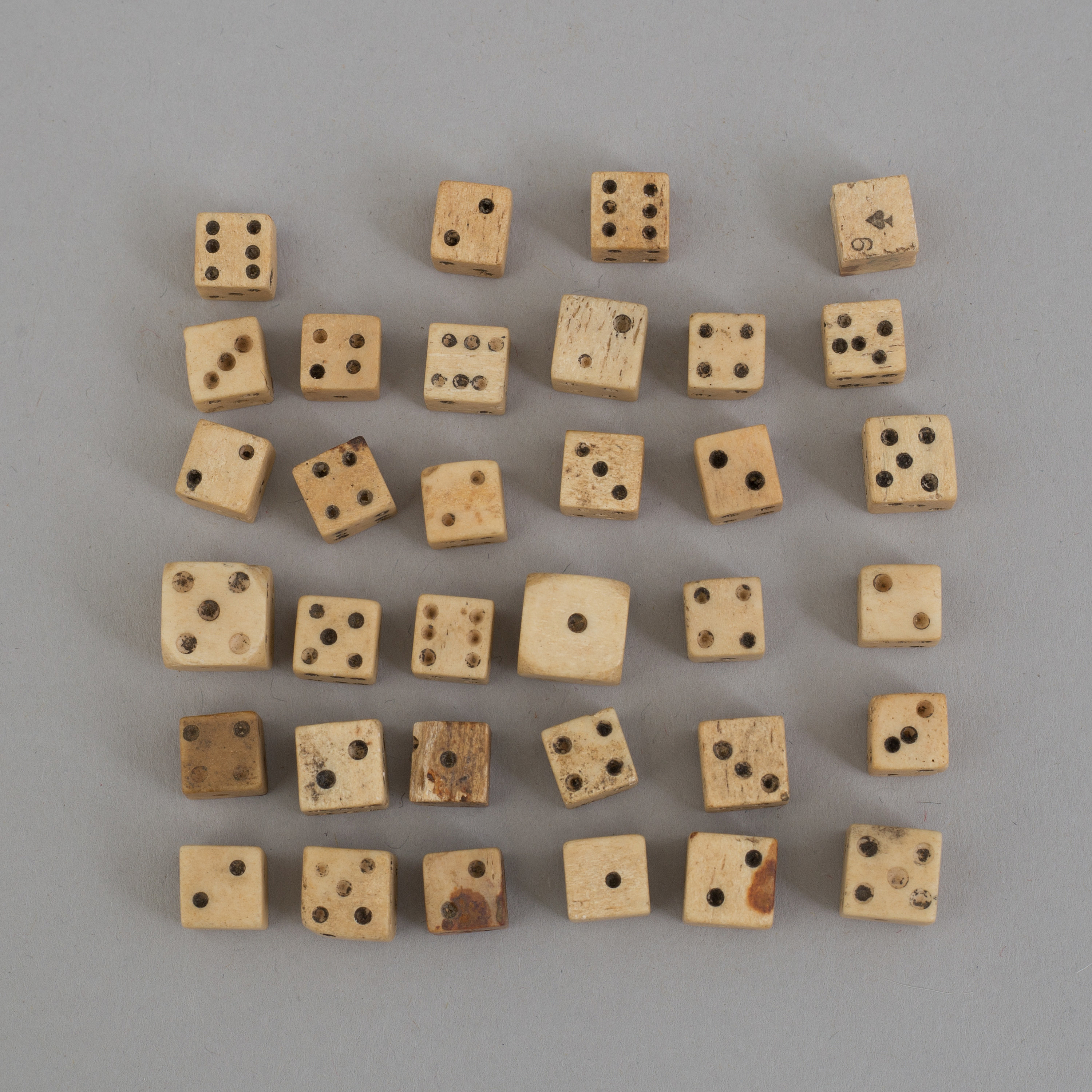 A COLLECTION OF 34 BONE MINIATURE DICE, 19th century. - Bukowskis